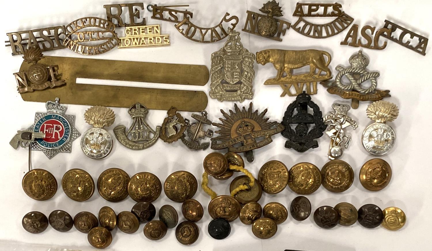 A selection of military badges and buttons relating to various regiments