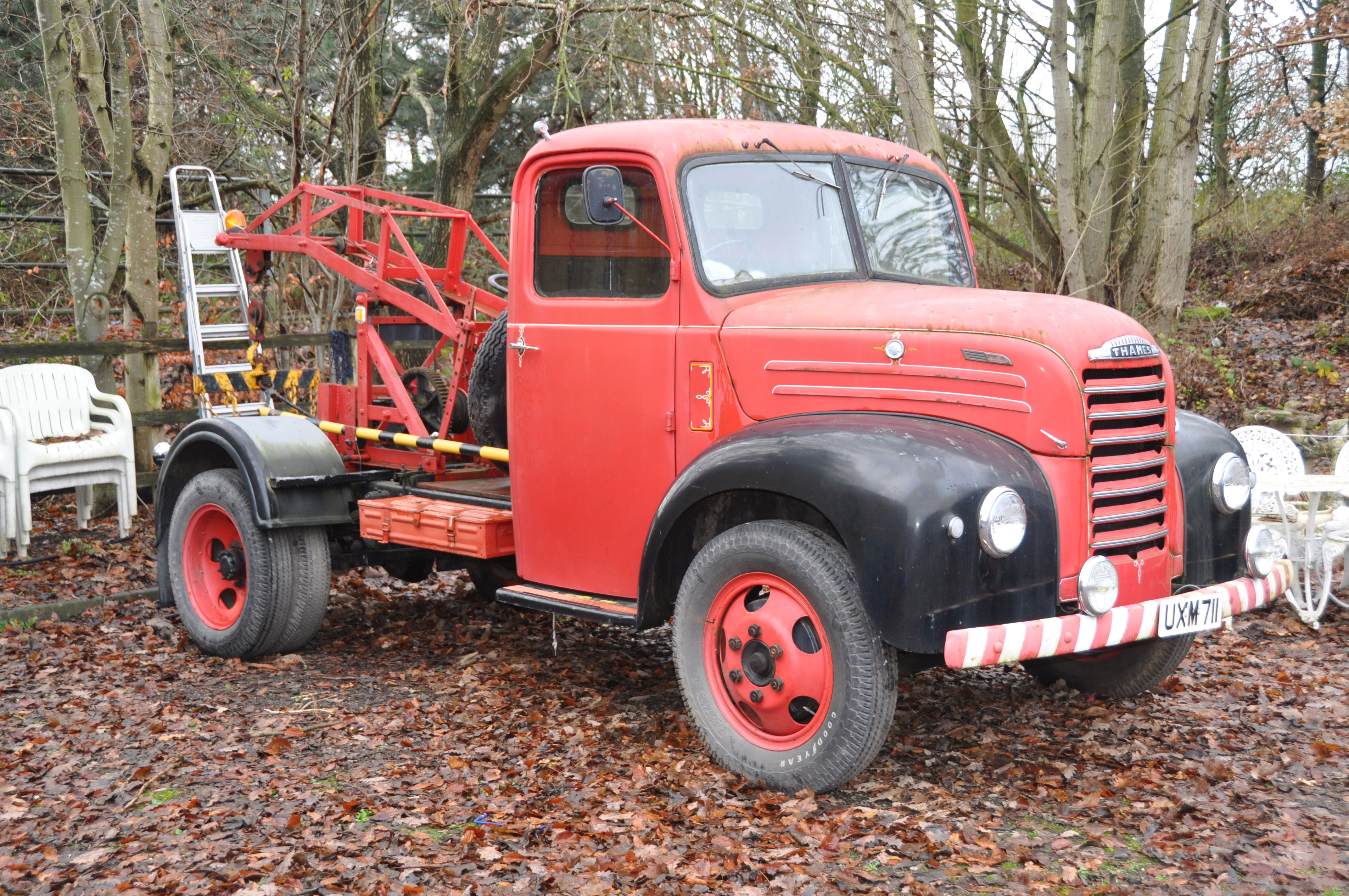 A 1958 FORDSON THAMES RECOVERY TRUCK IN RED, REGISTRATION NUMBER UXM ...