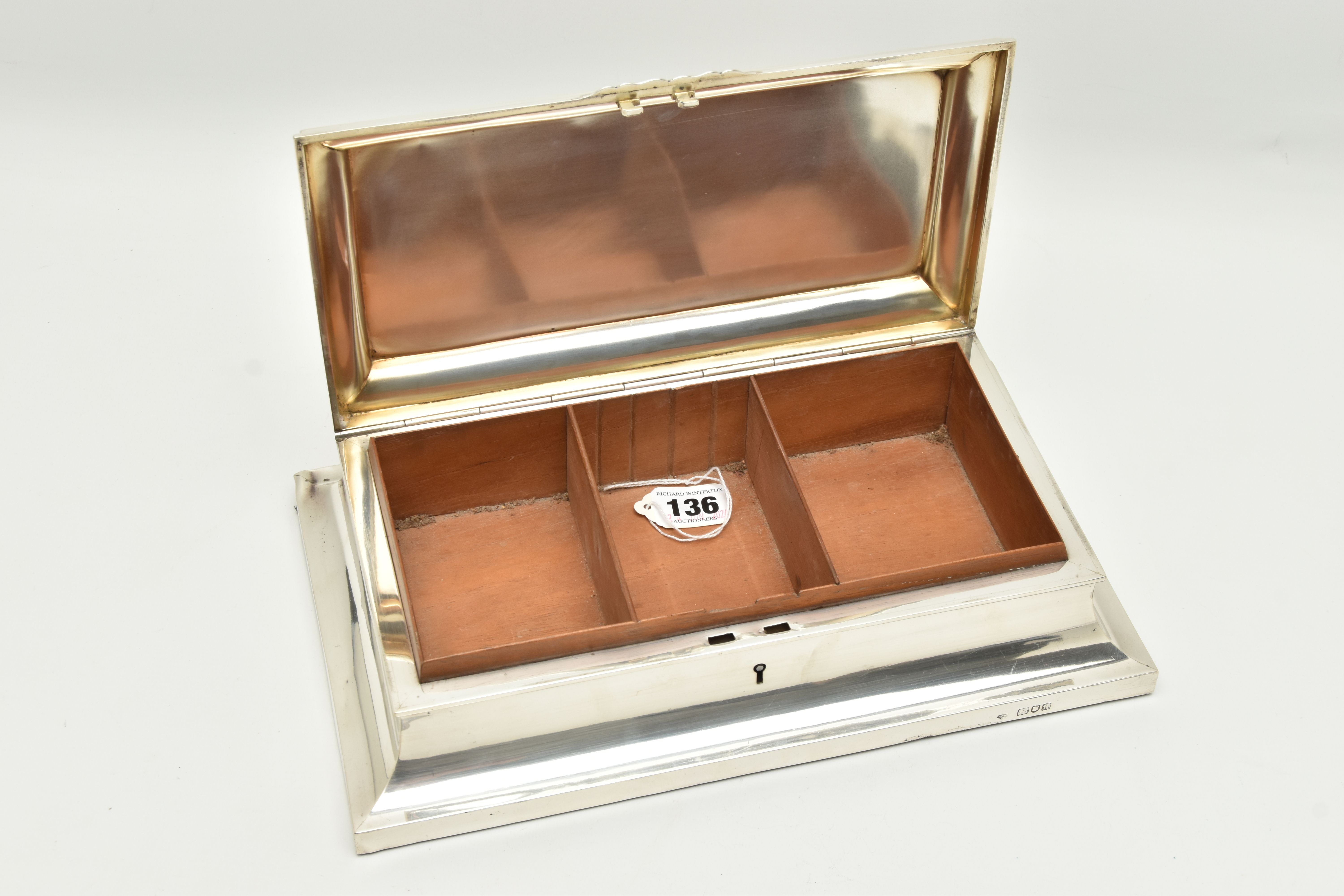 AN EDWARDIAN GOLDSMITHS & SILVERSMITHS CO LTD SILVER TABLE CIGARETTE ...