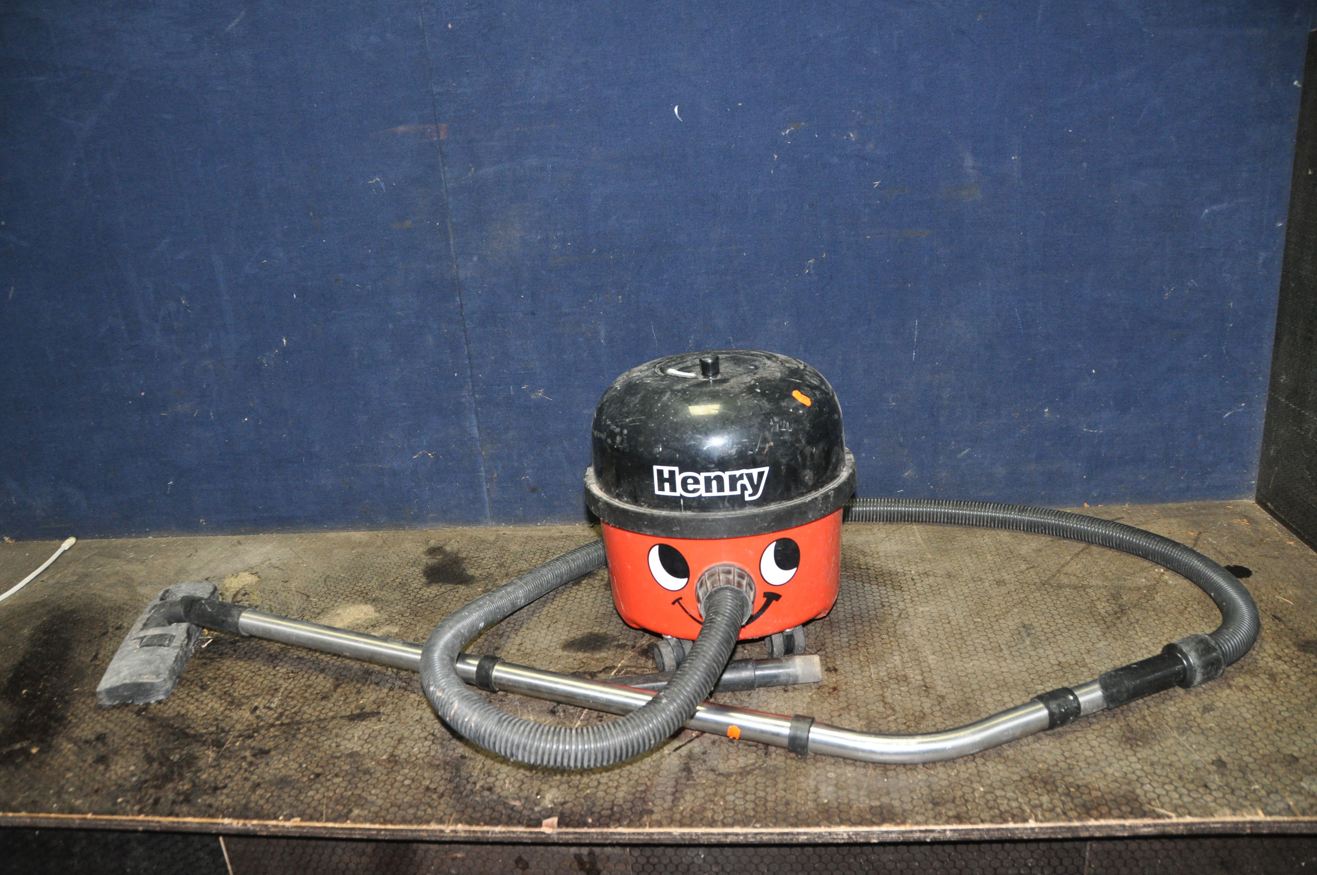 A NUMATIC 'HENRY' HVR 200-22 VACUUM CLEANER (PAT pass and working)