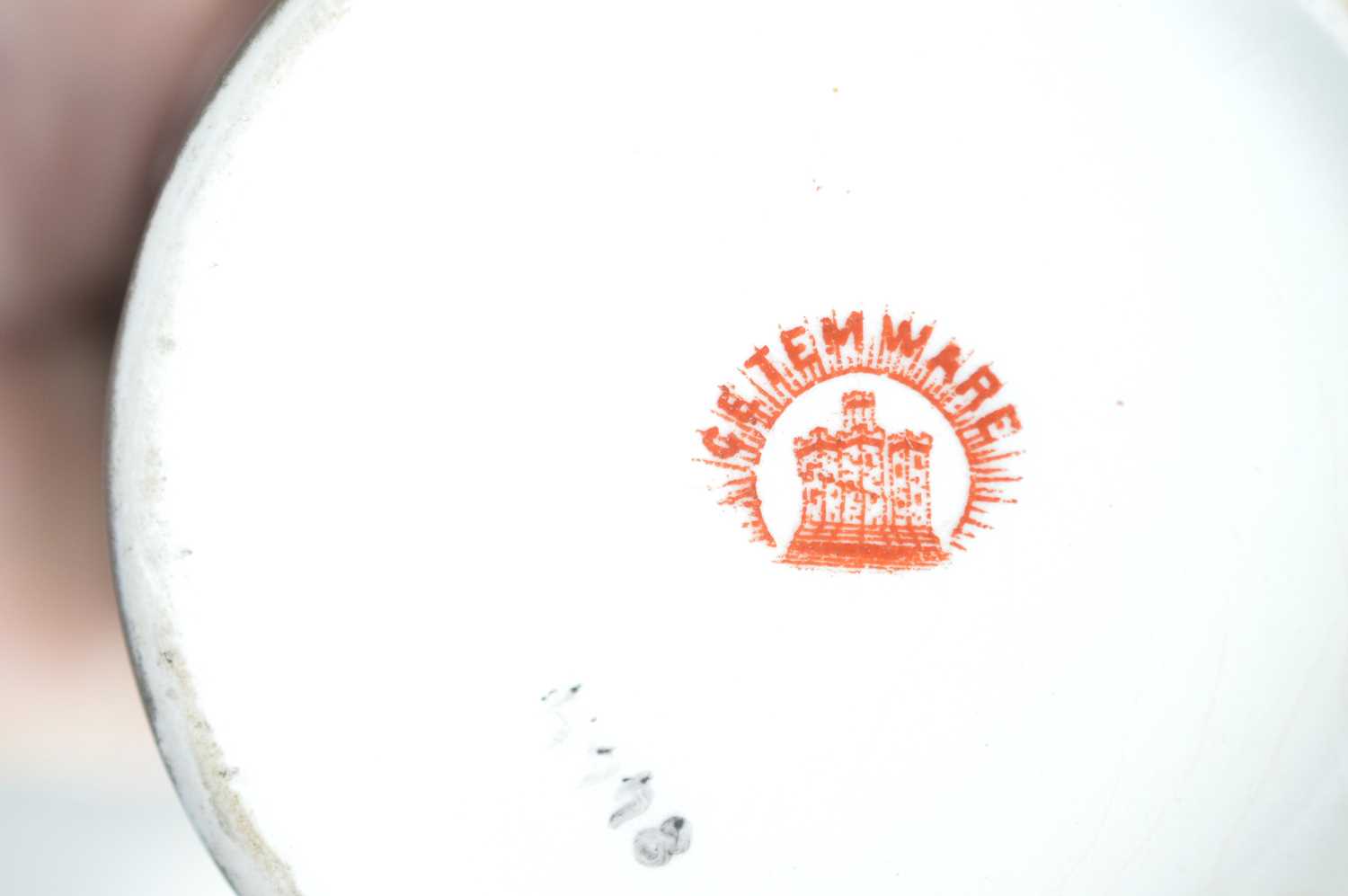 An interesting collection of twelve Maling pottery and 'CETEM Ware' Art ...