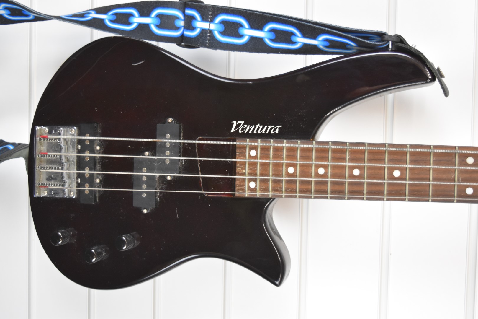 Ventura bass guitar and three guitar amplifiers comprising G10 Mk.II ...
