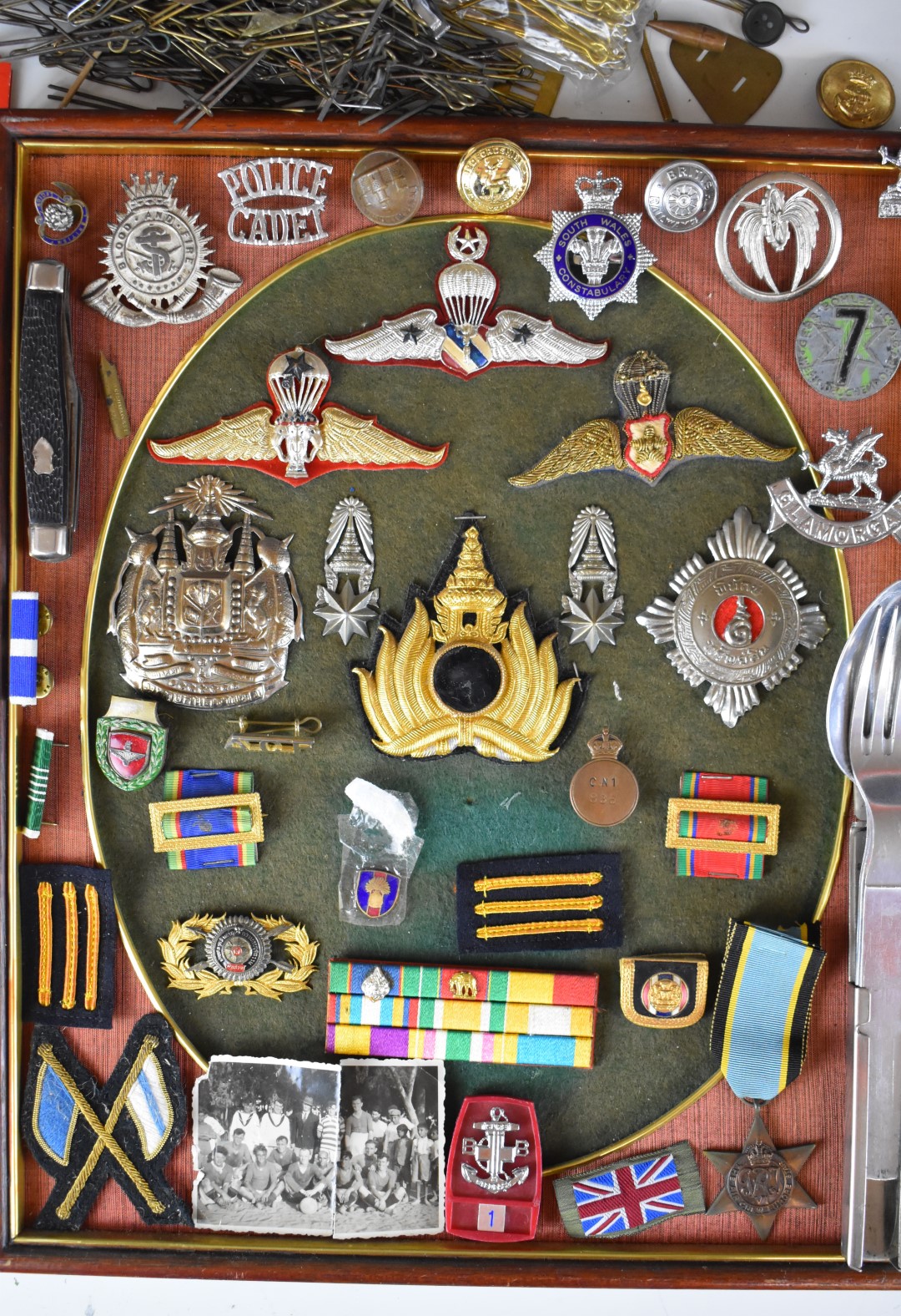 Small collection of militaria related items including kit bag lock and ...