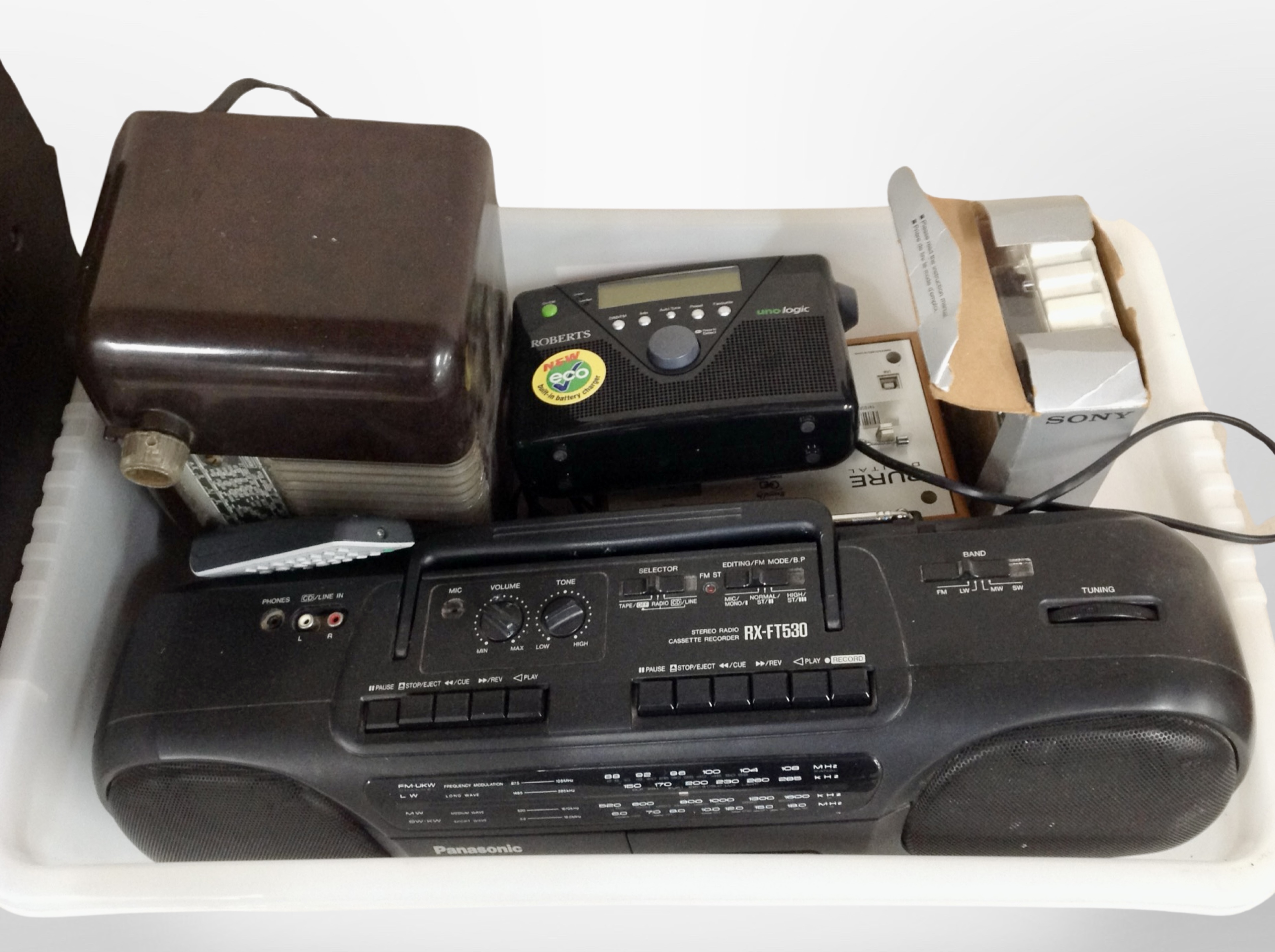 A Sony mini-HiFi component system with speakers, and a further box ...