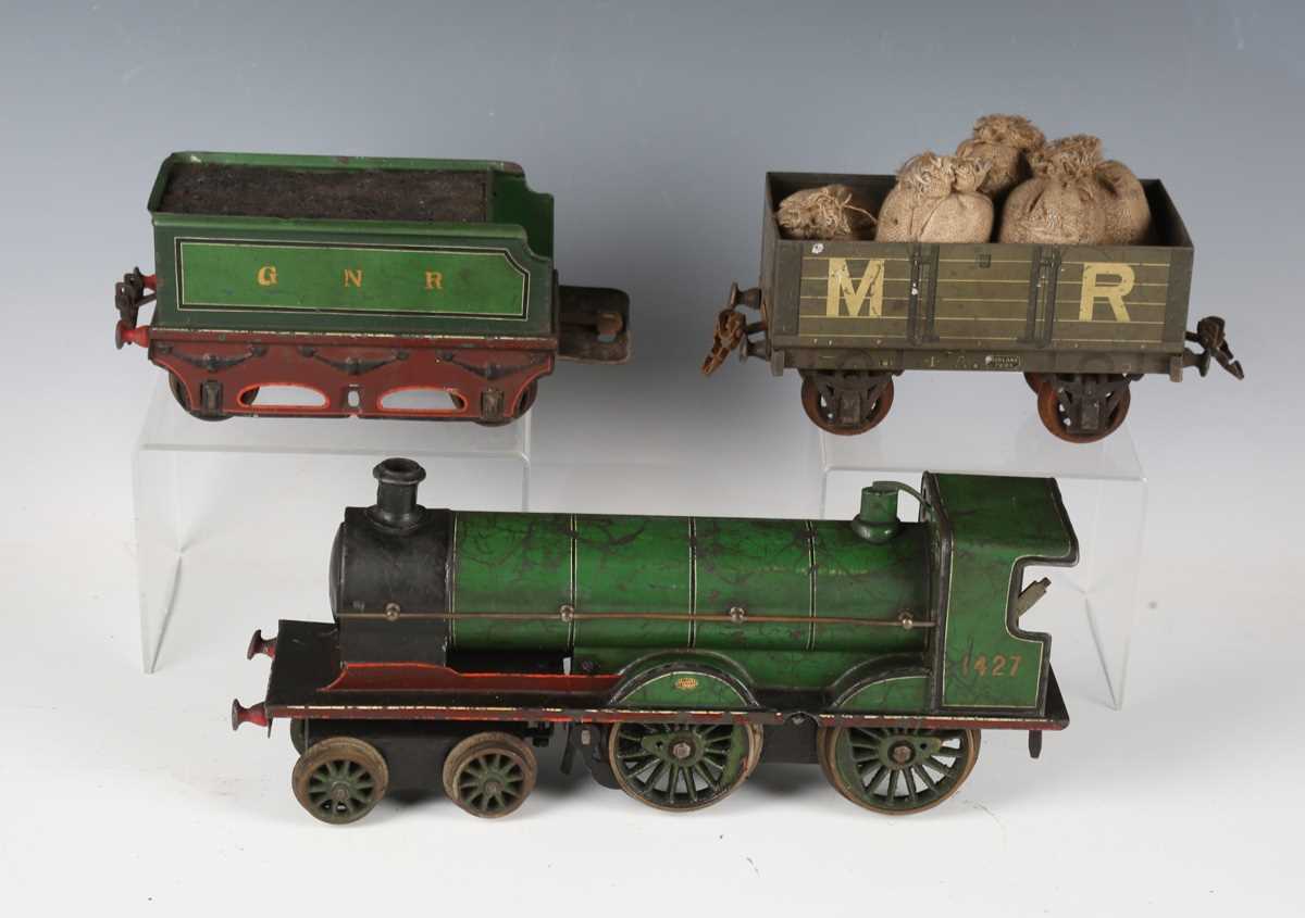 A Märklin gauge O clockwork locomotive 1427 and tender in GNR green ...