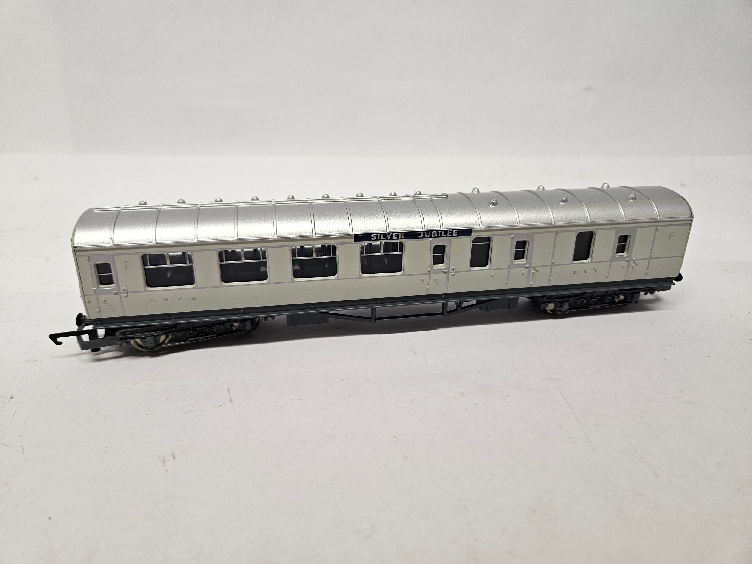 A Hornby 00 gauge Silver Jubilee Coach Pack, comprising two LNER 1st ...
