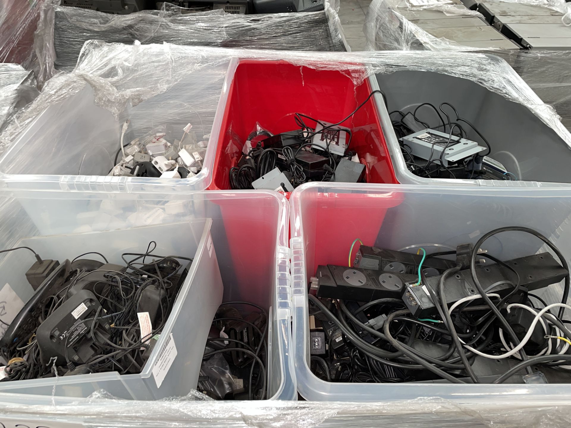 MIXED IT PALLET TO INCLUDE CARD MACHINES , PDQ CHARGERS, PHONE ...