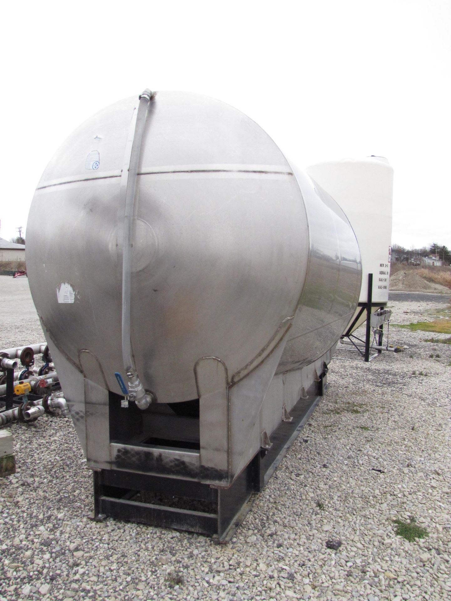 3000-gal 2-compartment SS tank, center sump, 2” plumbing