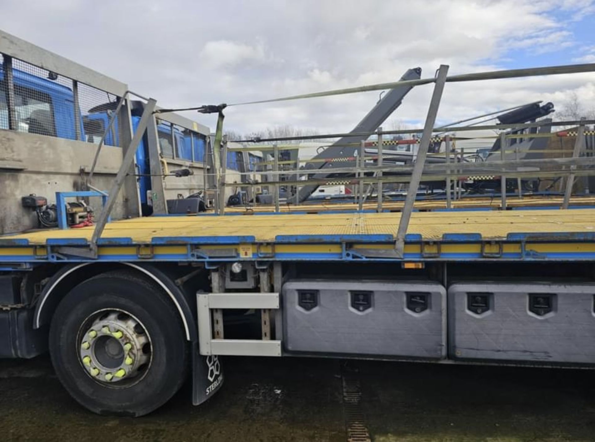 2018 4x8 DAF BEAVERTAIL PLATFORM TRUCK ALL WARRANTED MILEAGE HYDRAULIC ...