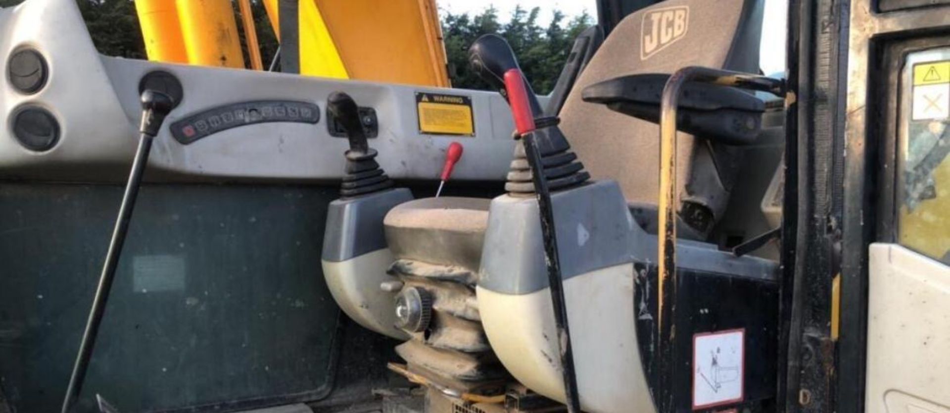 JCB JS130 STEEL TRACKED EXCAVATOR WITH BUCKET AND Q/HITCH RUNS DRIVES ...