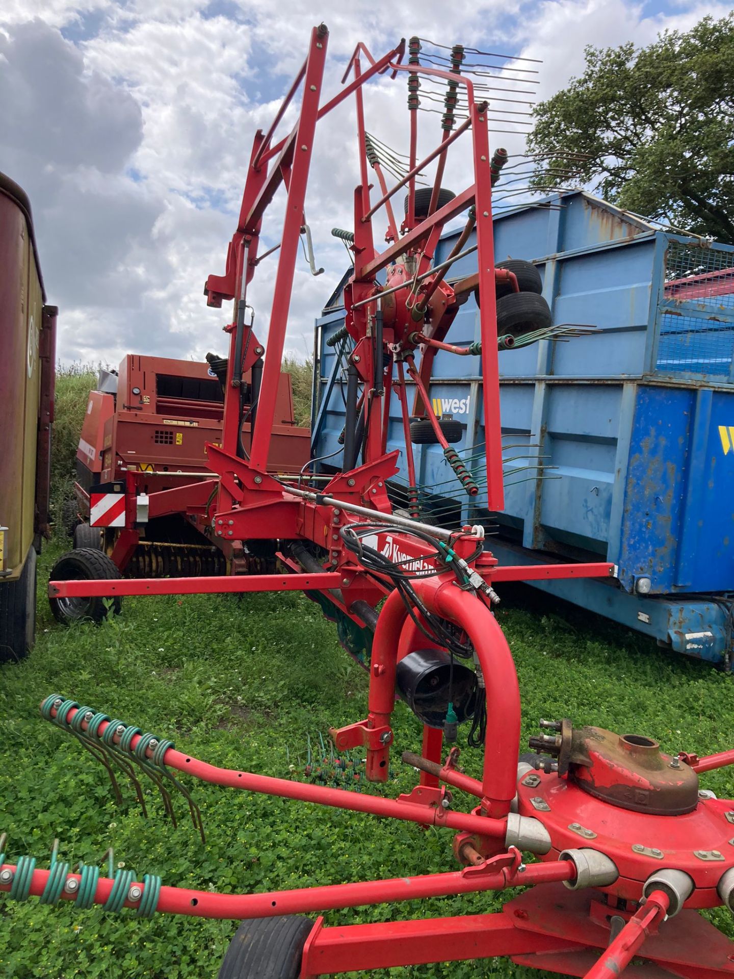 VC00017 Information from the seller: 2013 Kverneland twin roto rake