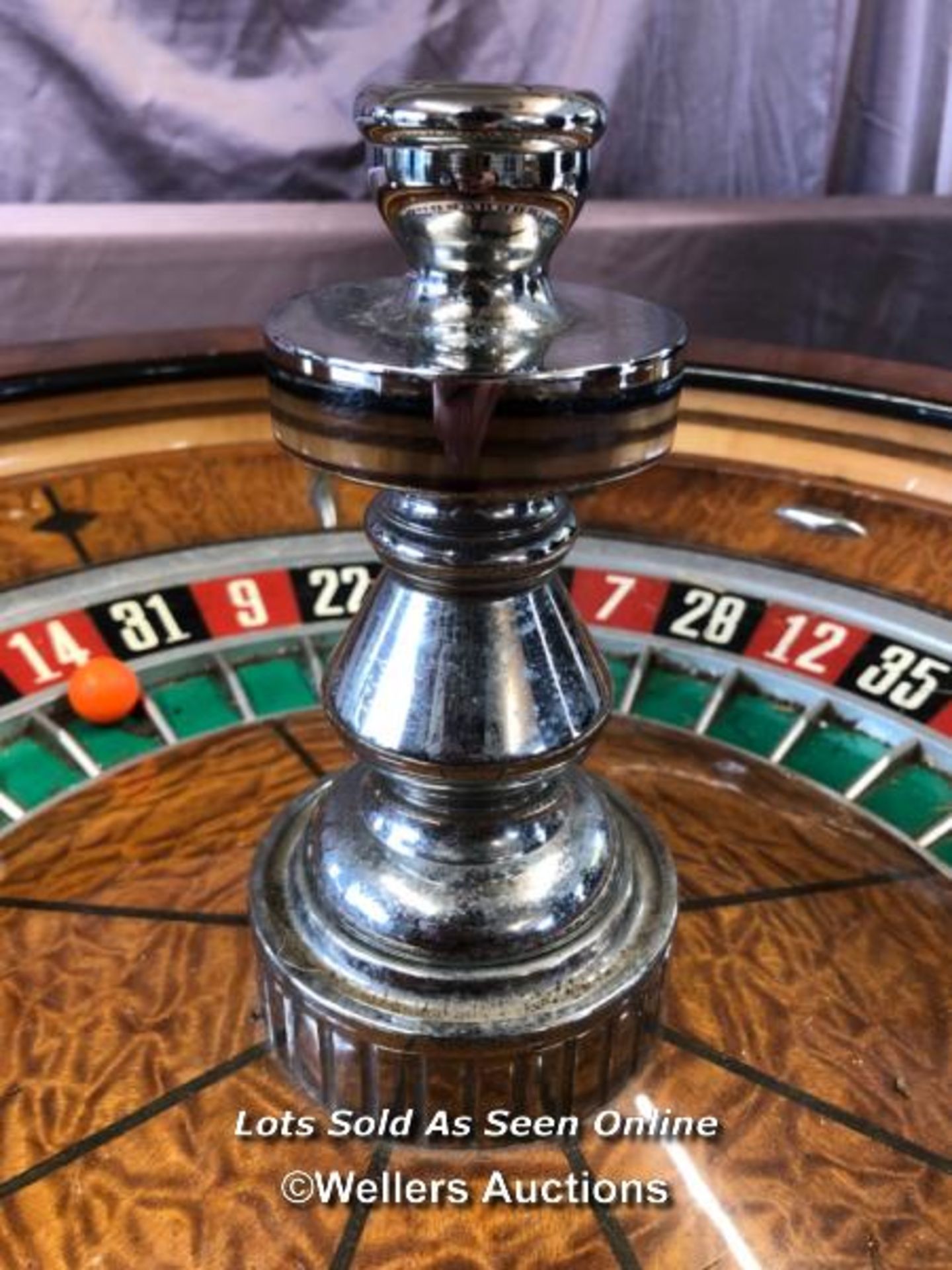 20TH CENTURY LARGE WALNUT ROULETTE TABLE, DIAMETER 80CM