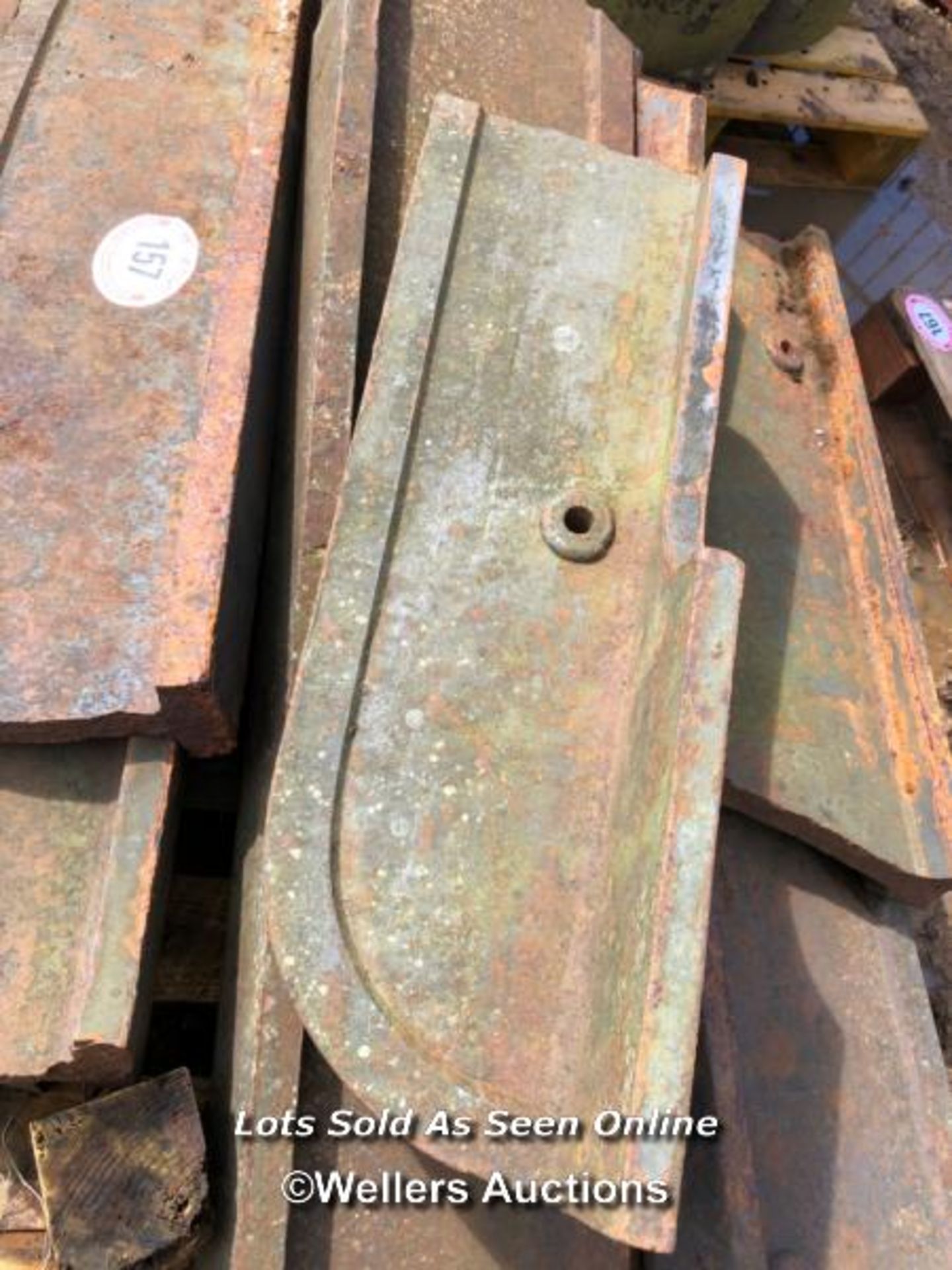 PALLET OF HEAVY DUTY IRON BEAMS/BRACKETS, LARGEST 140CM L