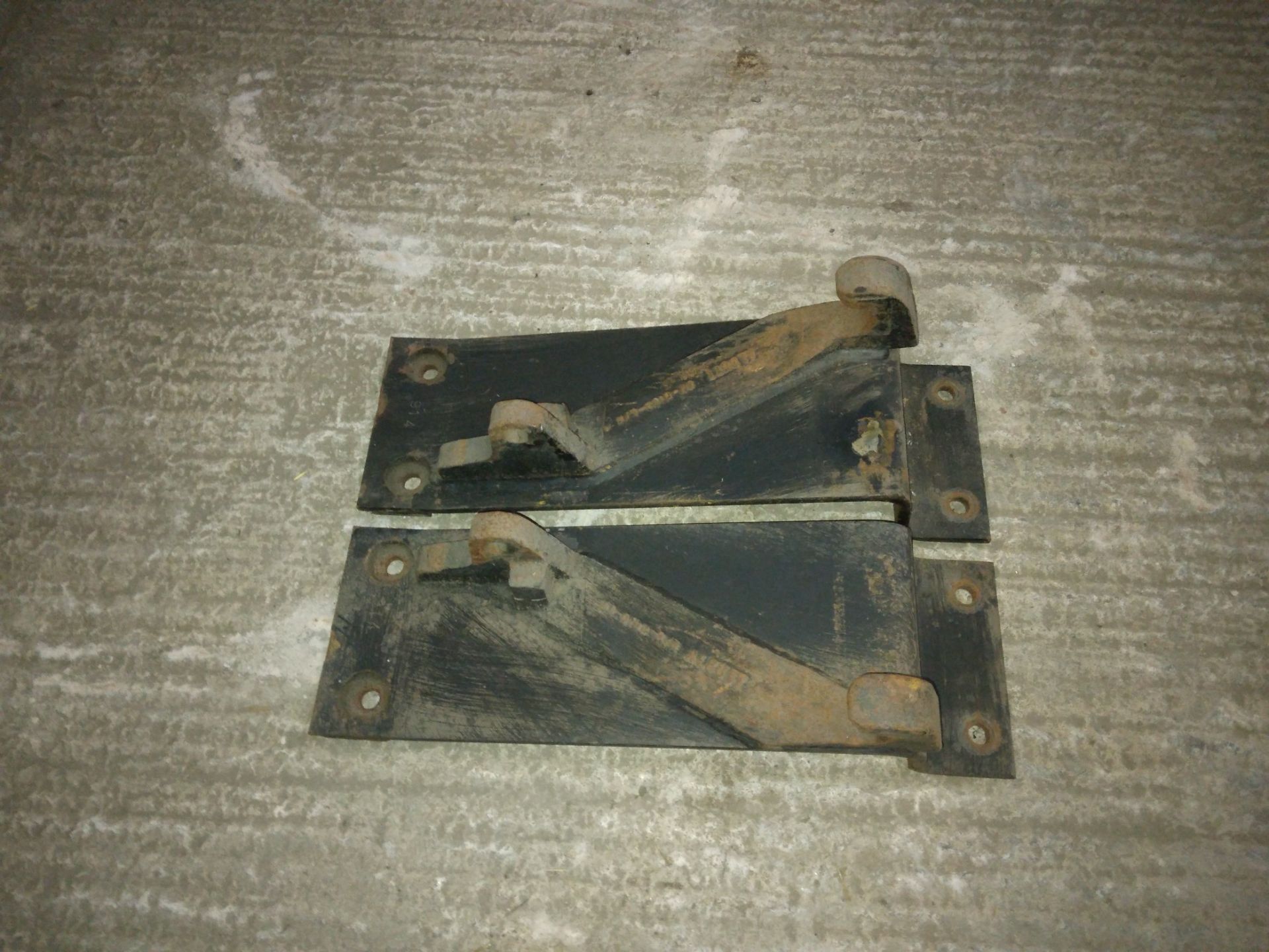 BOLT ON EURO BRACKETS WERE FITTED TO A CHILTON MX AUGER BUCKET