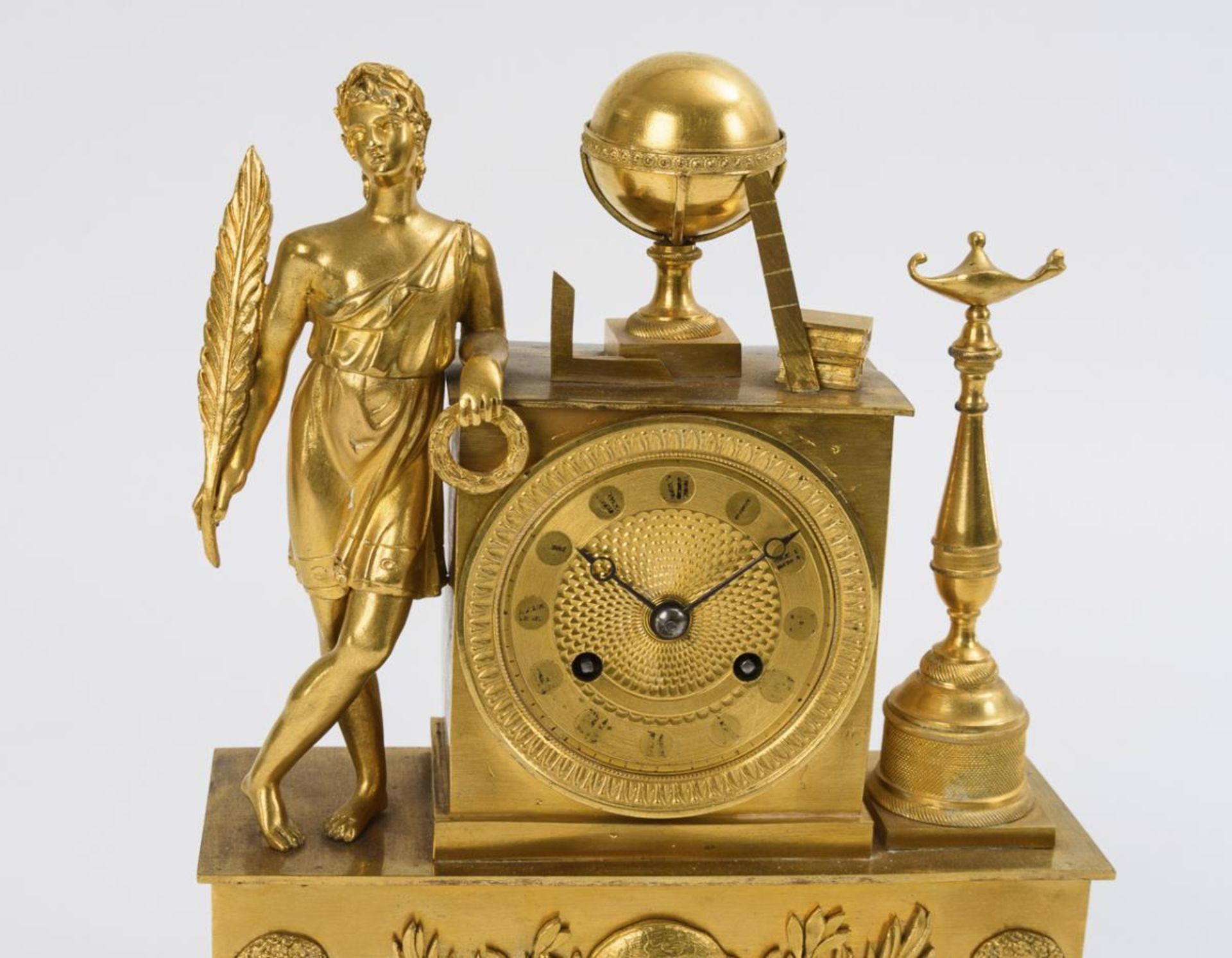 Kleine Empire-Pendule mit Apollon als Musenführer und Attributen der ...