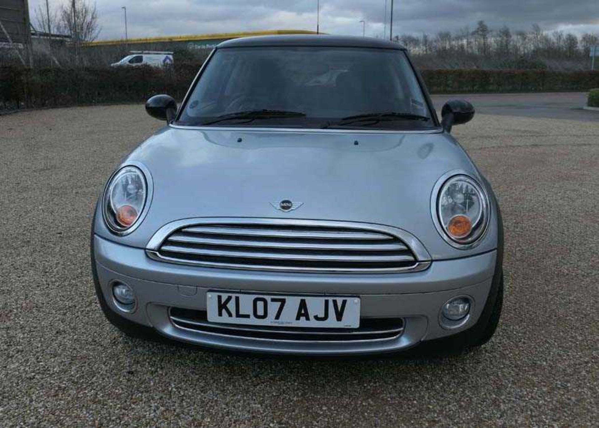 (KL07 AJV) 2007 Mini Cooper 3-door hatchback in silver, 1598cc petrol ...
