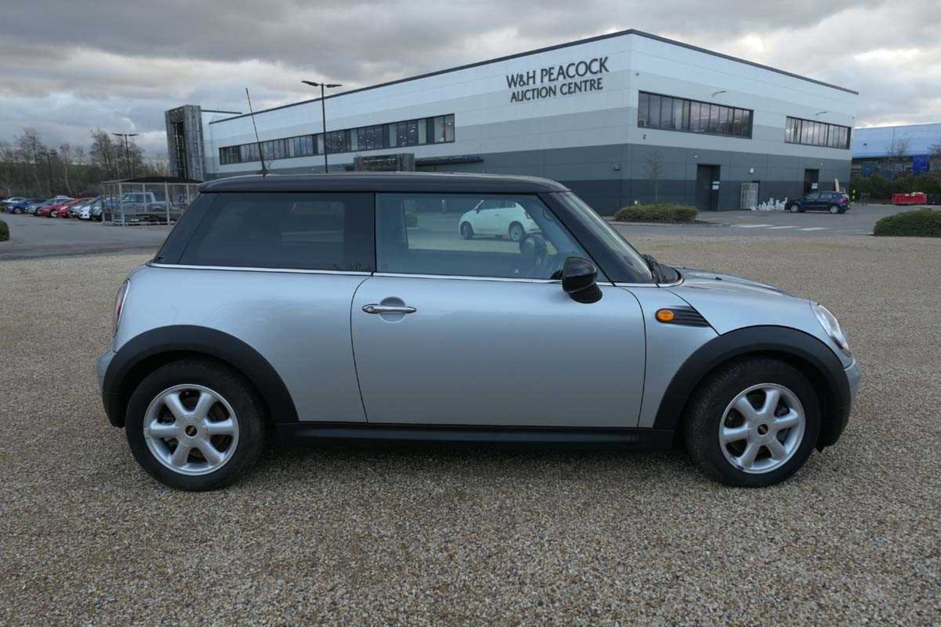 (KL07 AJV) 2007 Mini Cooper 3-door hatchback in silver, 1598cc petrol ...