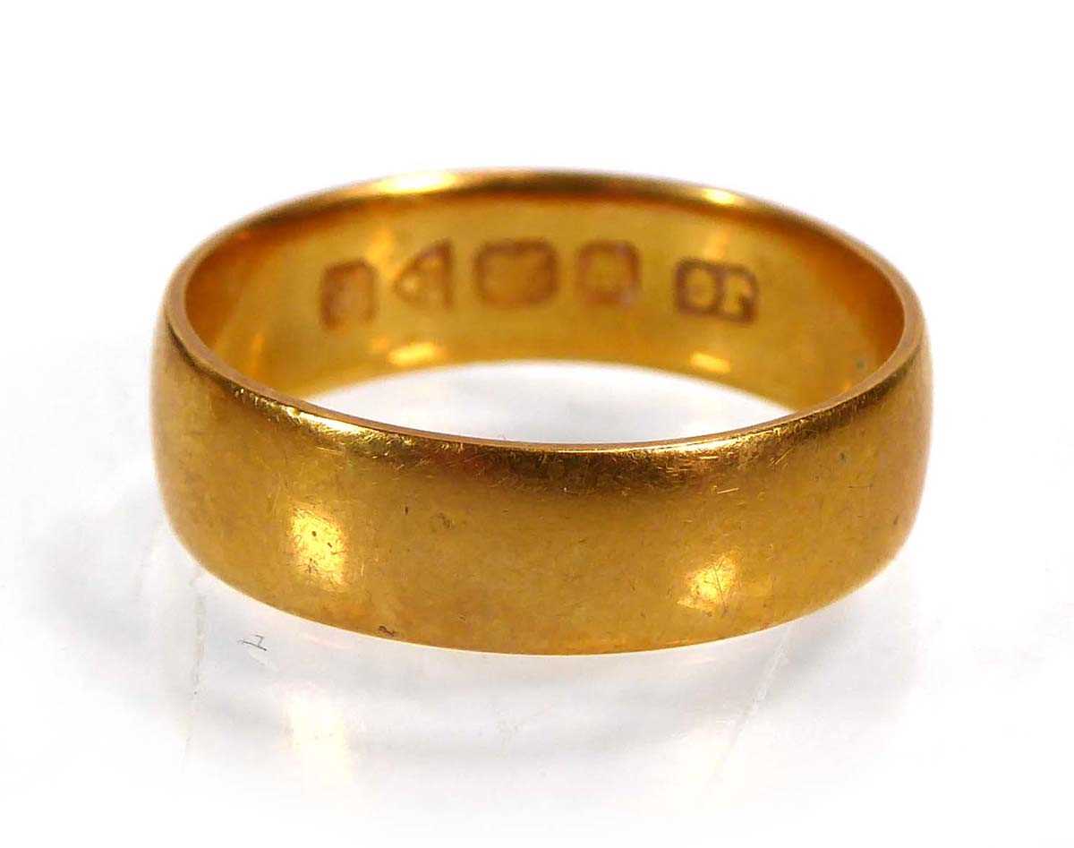 An Edwardian 22ct yellow gold wedding band, maker JG, Chester 1902 ...