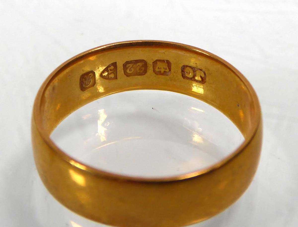 An Edwardian 22ct yellow gold wedding band, maker JG, Chester 1902 ...