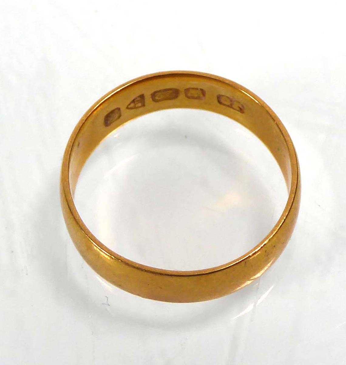 An Edwardian 22ct yellow gold wedding band, maker JG, Chester 1902 ...