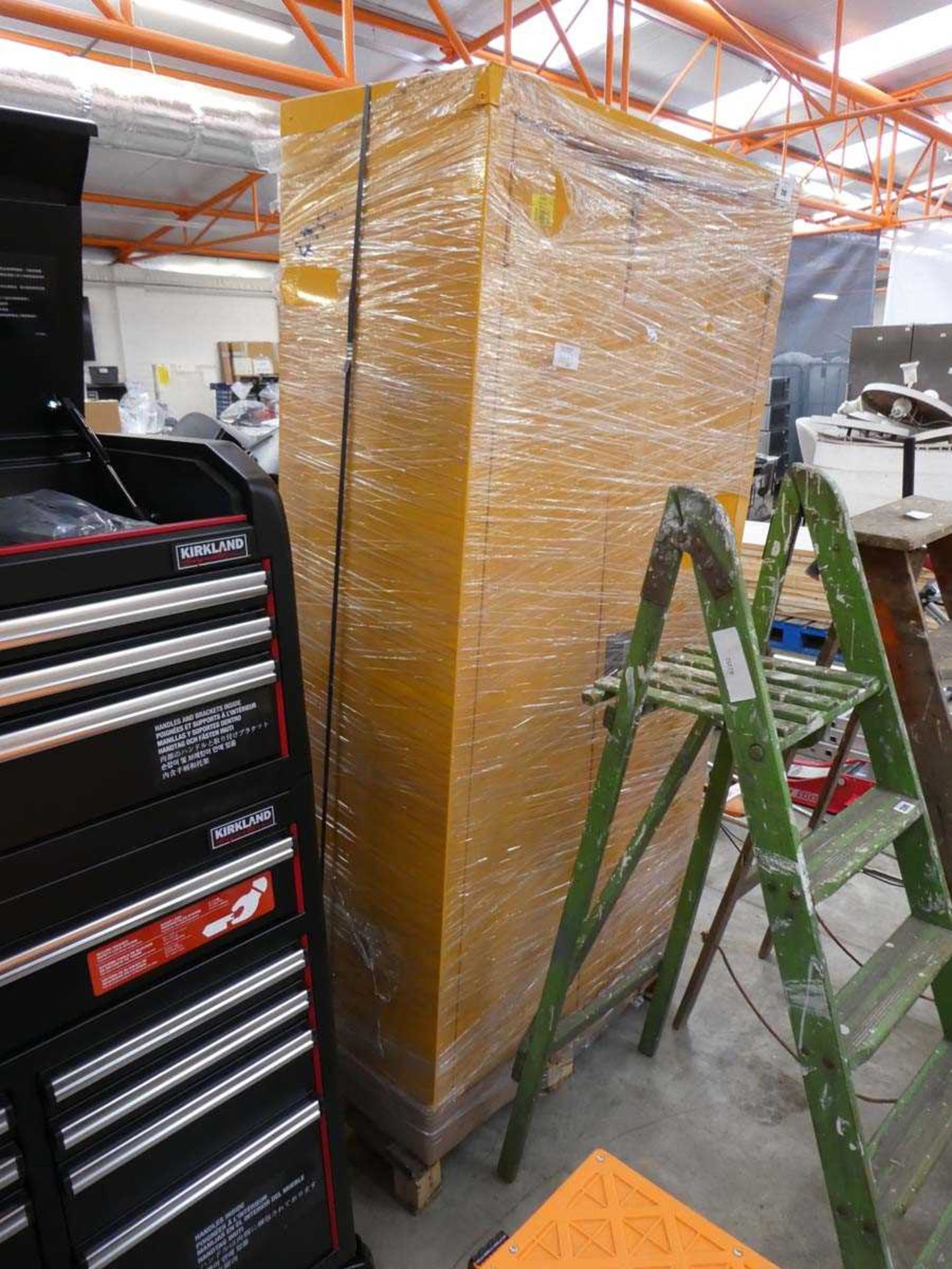 +VAT Metal 2 door cabinet