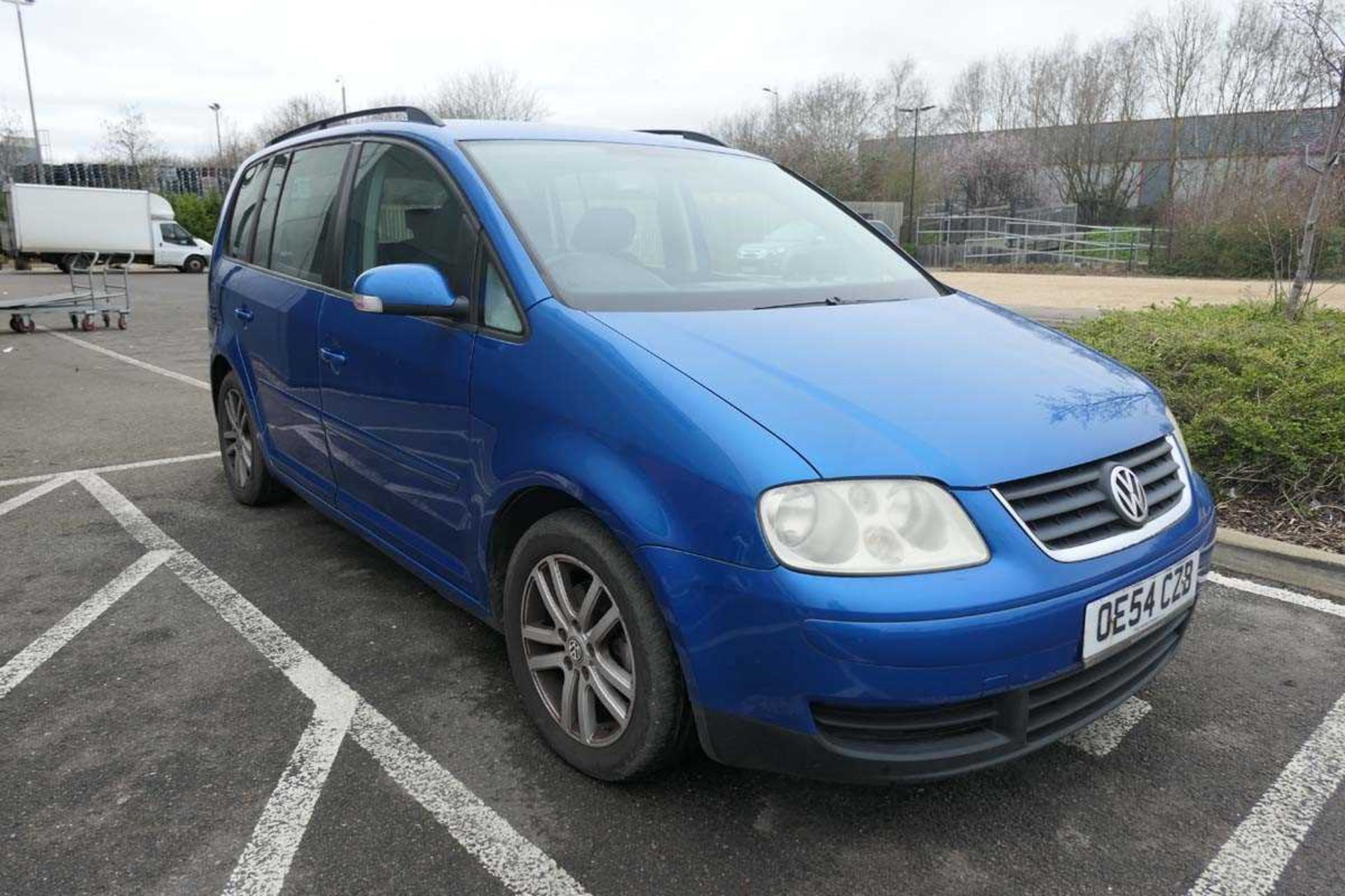 (OE54 CZB) Volkswagen Touran SE TDI in blue, first registered 08.12. ...