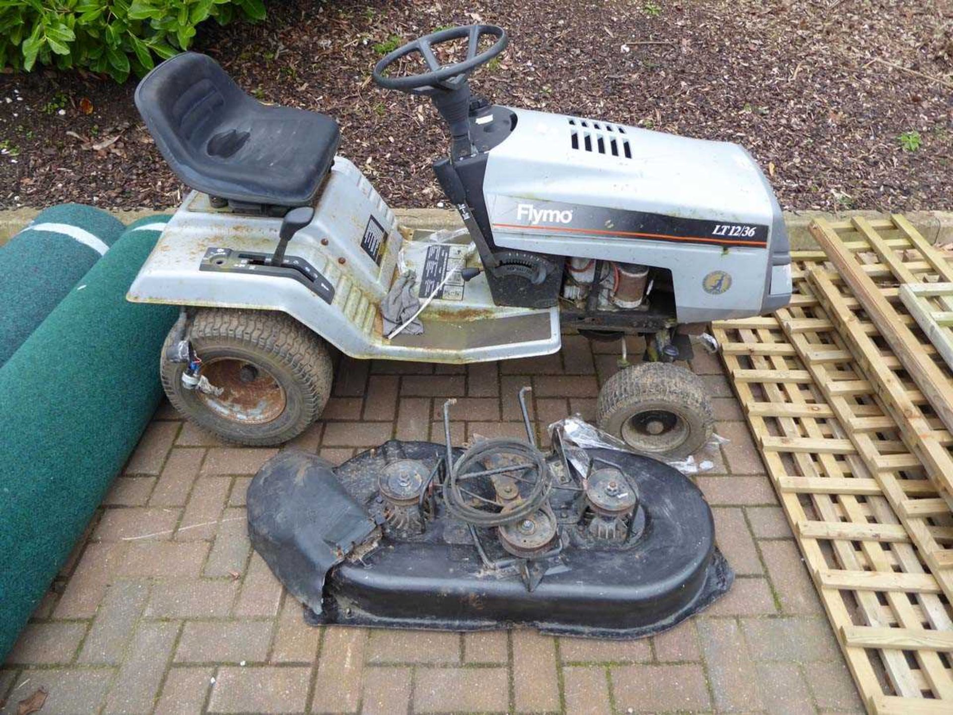Flymo ride-on mower with unattached deck In need of repair