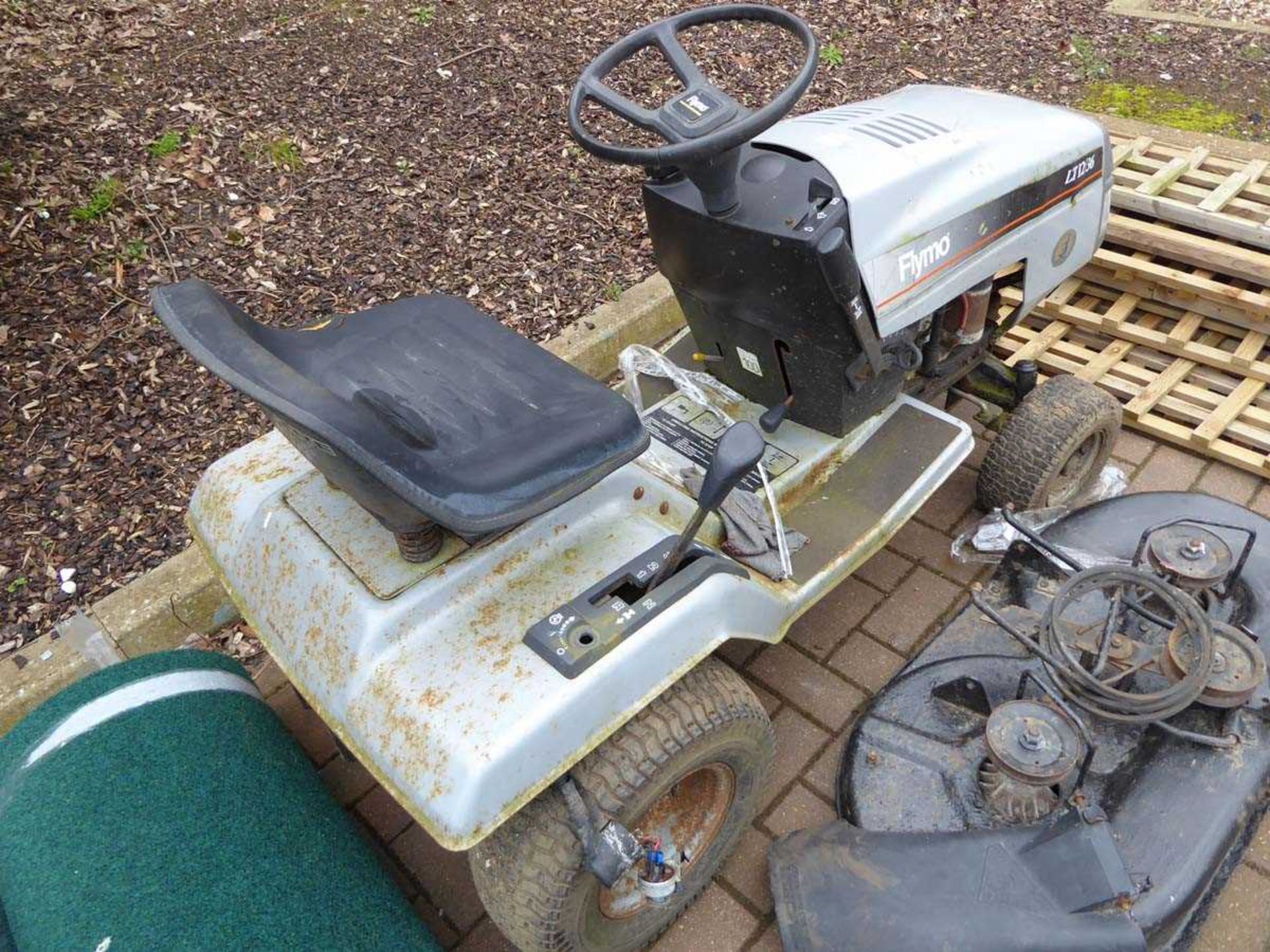 Flymo ride-on mower with unattached deck In need of repair