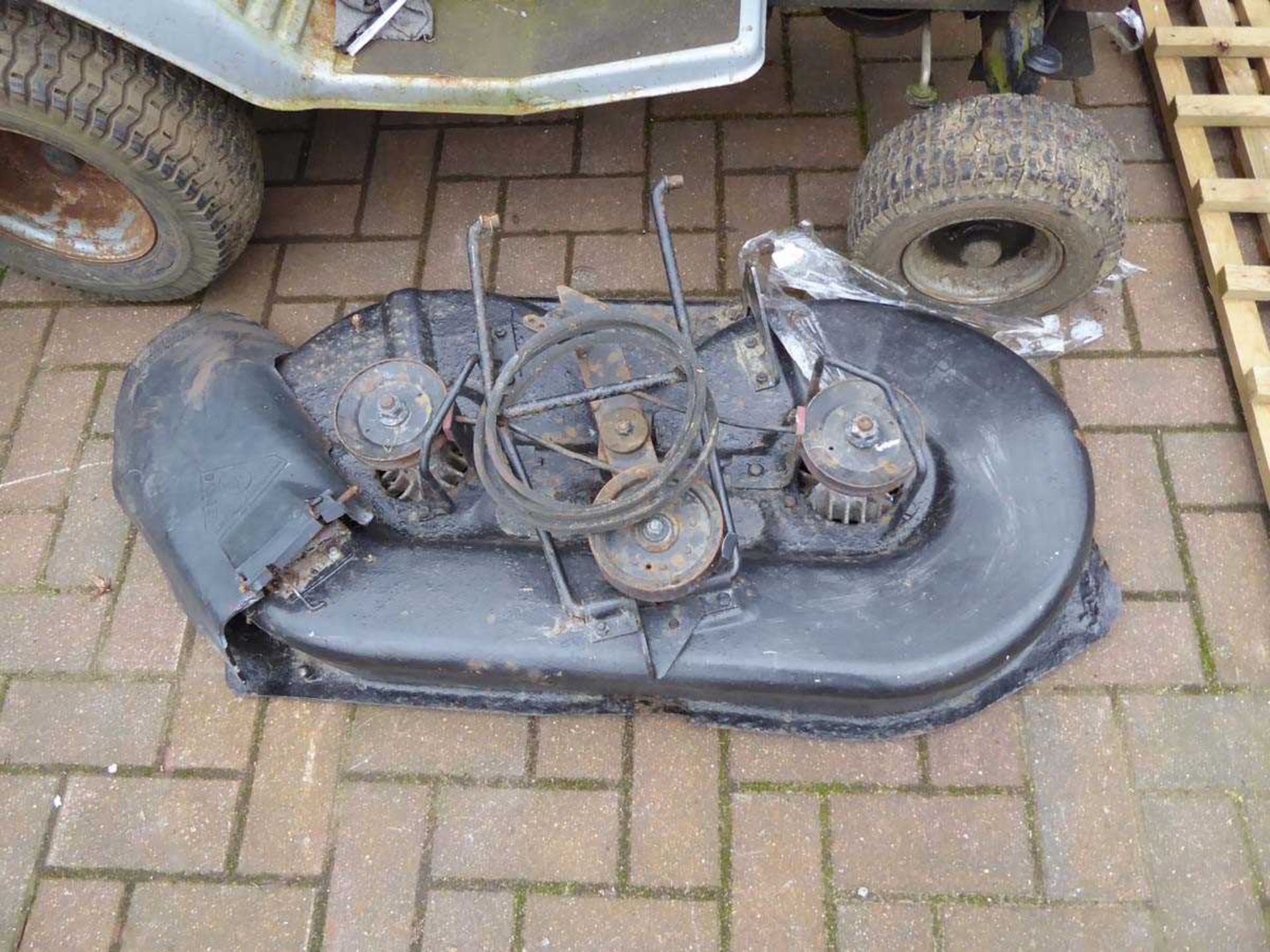 Flymo ride-on mower with unattached deck In need of repair