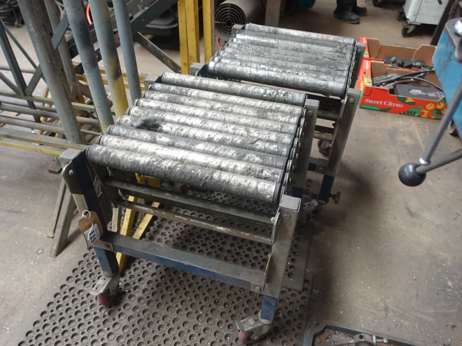 +VAT 2 expanding roller conveyor feeds