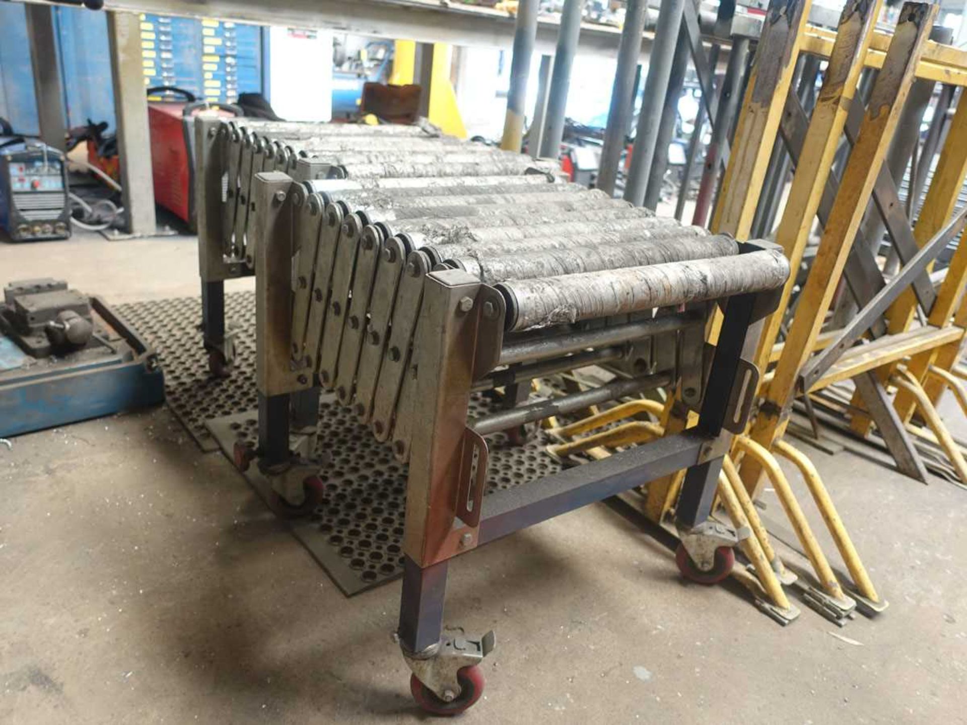 +VAT 2 expanding roller conveyor feeds
