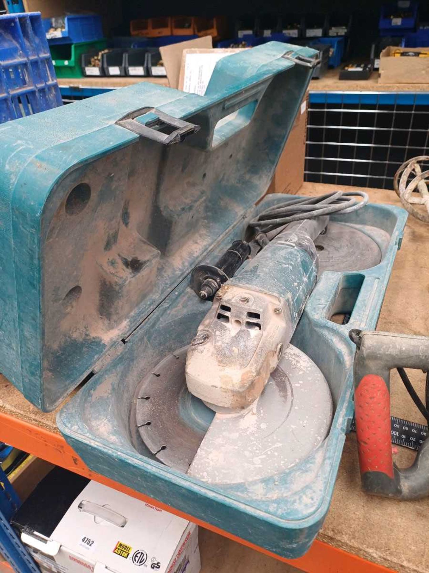 Makita grinder with spare blades