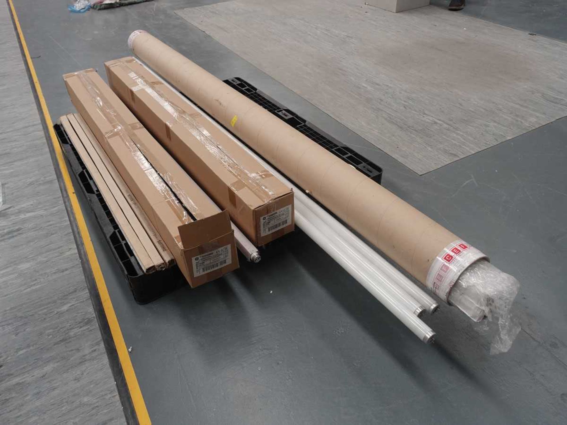 +VAT Pallet of assorted fluorescent light tubes