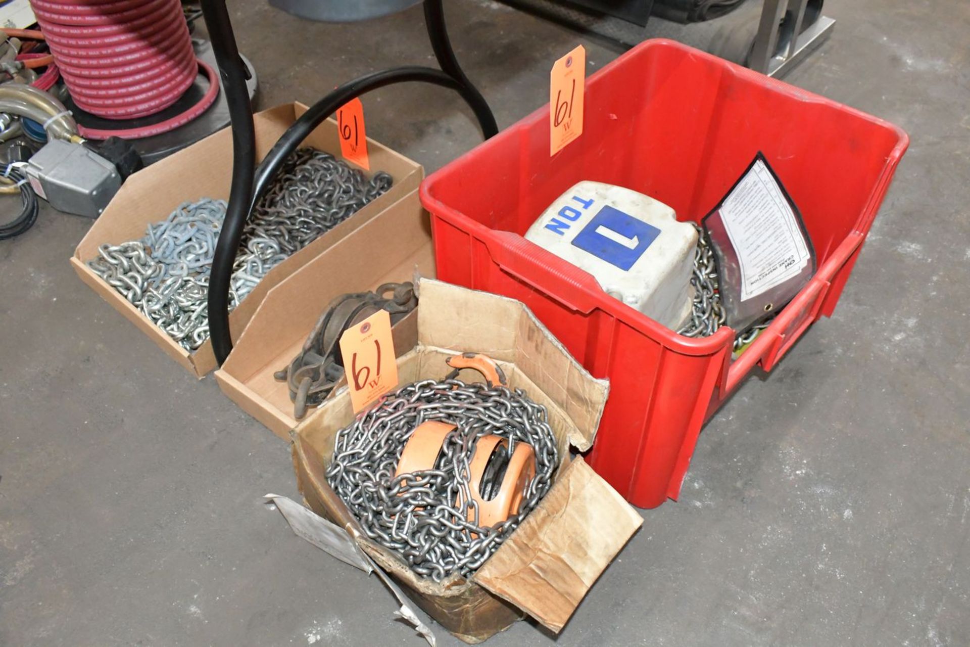 Lot - (2) Chain Hoists with Chains, Ratchet Straps and Pulley in (2 ...