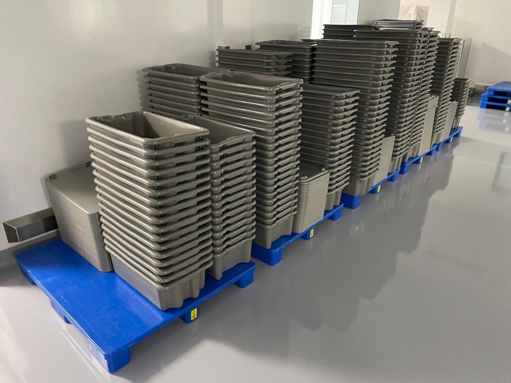 LOT 9 SKIDS OF ULINE TOTES APPROX 20 X 12 X 7 IN W COVERS, INCLUDES 1 ...