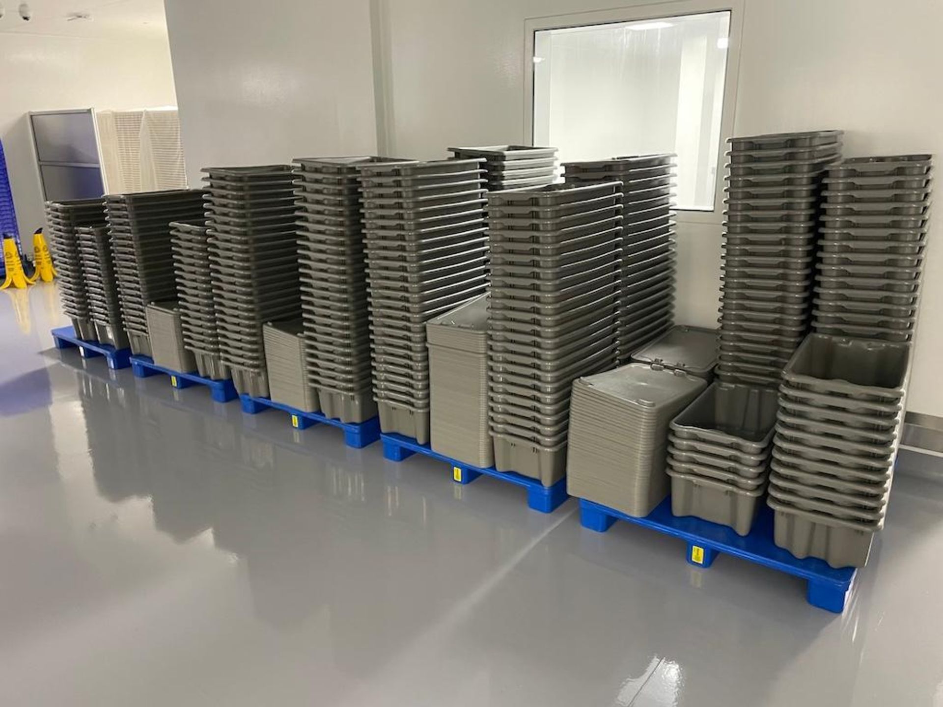 LOT 9 SKIDS OF ULINE TOTES APPROX 20 X 12 X 7 IN W COVERS, INCLUDES 1 ...