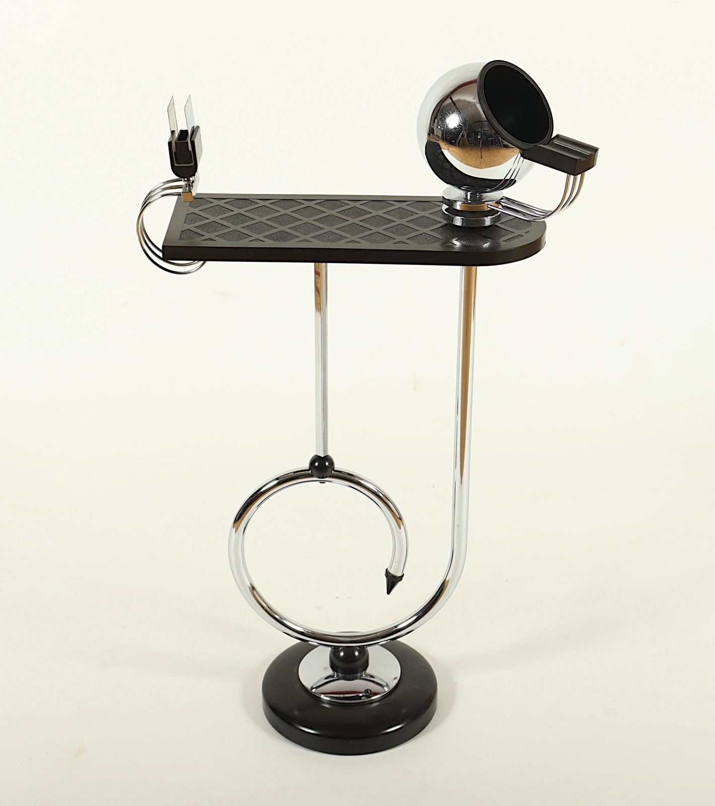 Art-Deco-Rauchtisch, Metall, verchromt, schwarzer Kunststoff, H 74 ...