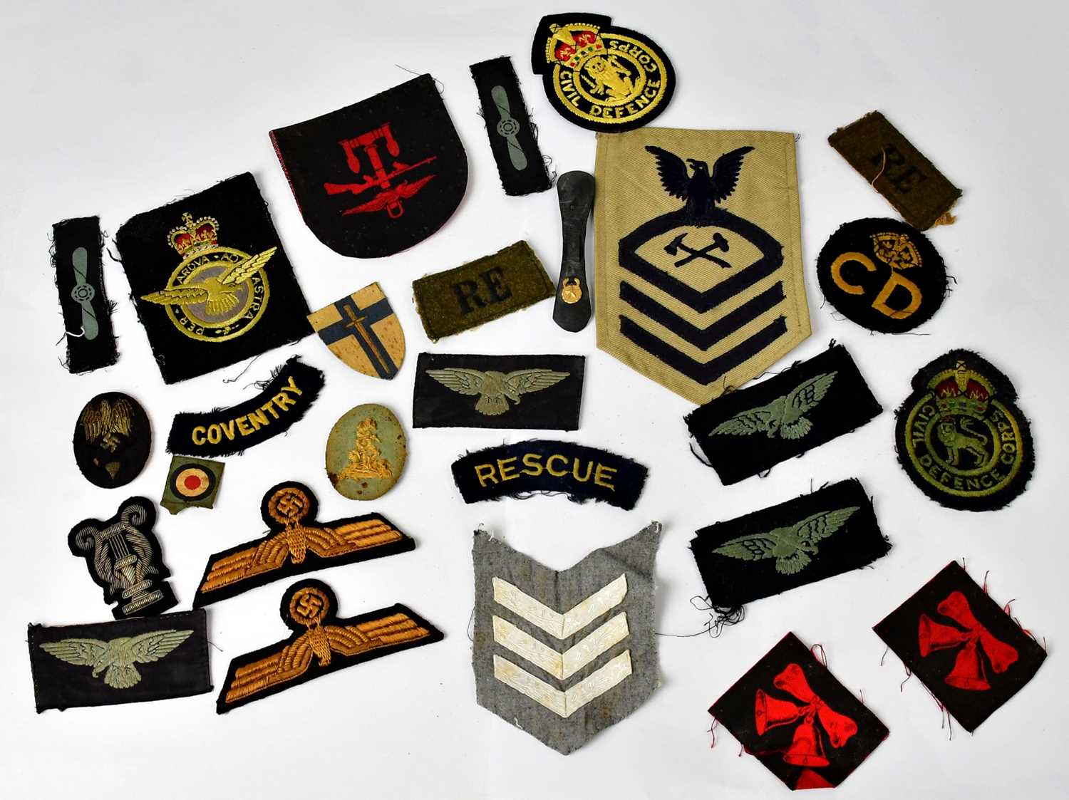 A quantity of various military cloth badges including a US Navy Chief ...