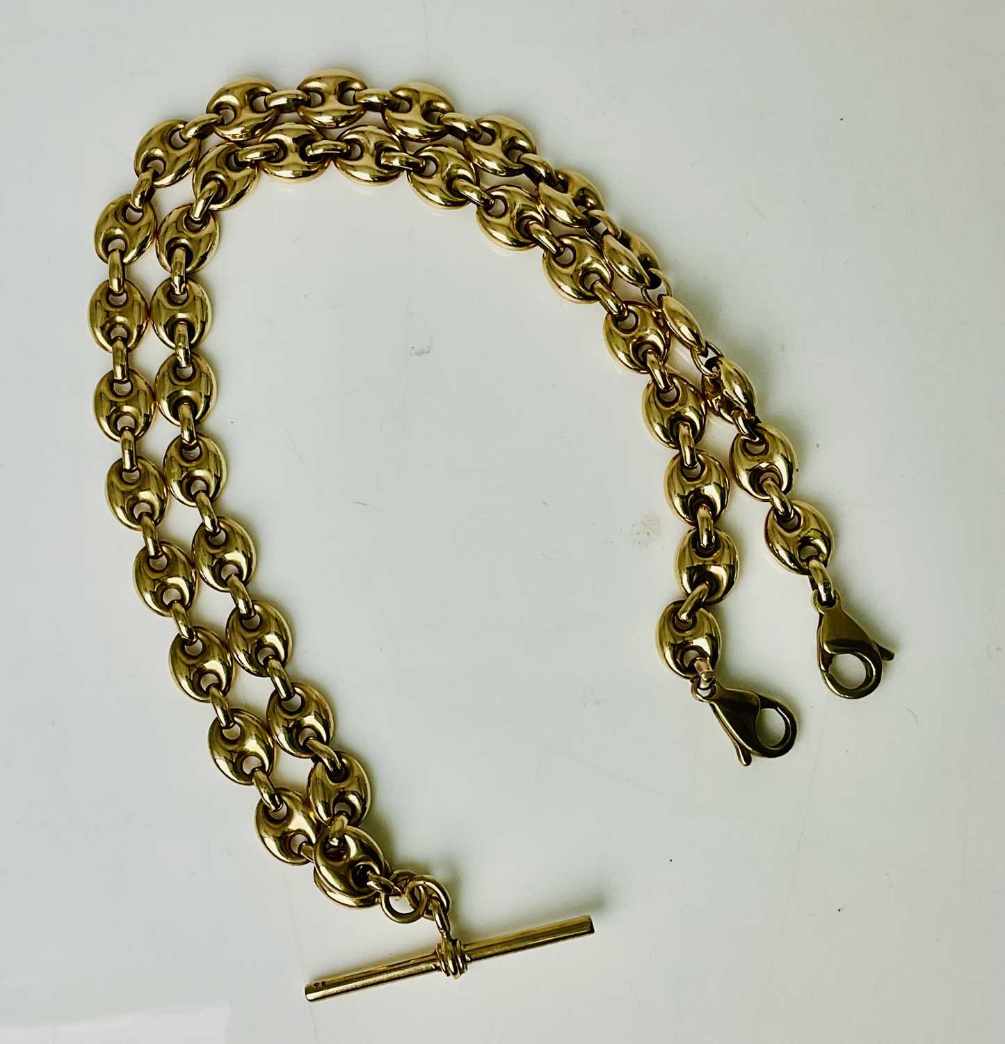 A 9ct yellow gold open oval link chain with sprung clasp and T-bar ...