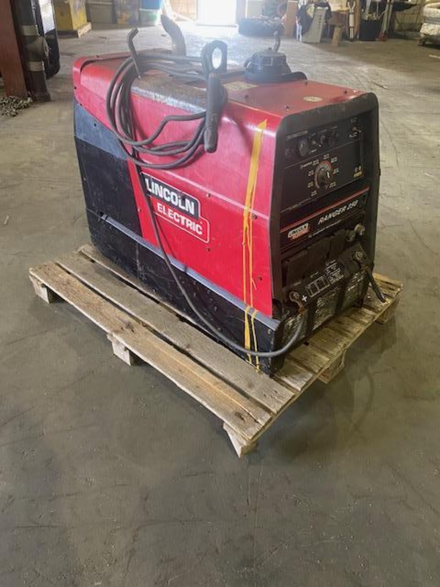 RED LINCOLN 250 RANGER WELDER/GENERATOR WELDER SN:U1040920243 WITH ONLY ...
