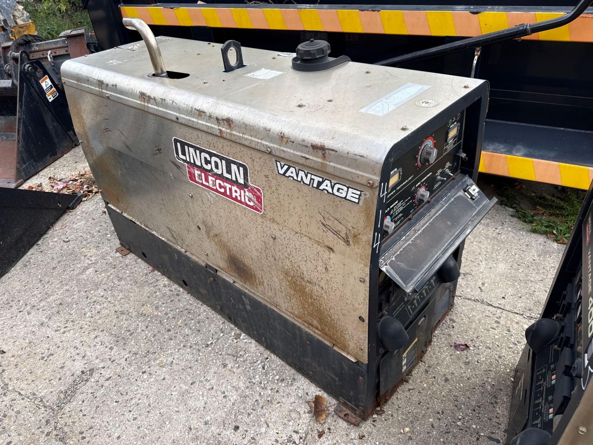 LINCOLN ELECTRIC VANTAGE 400 WELDER SN:U1090904600 powered by diesel ...
