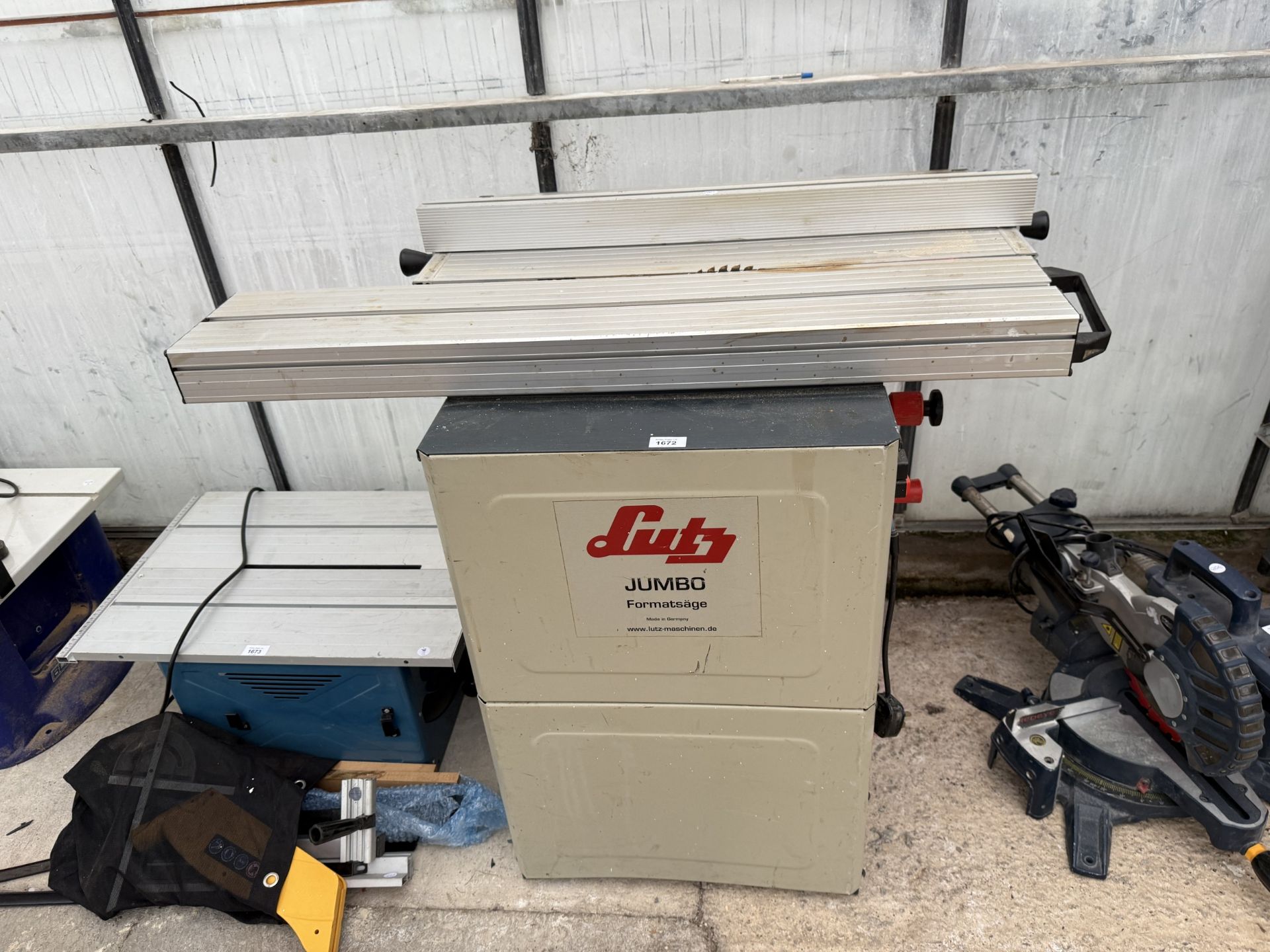 A CUTS JUMBO TABLE SAW