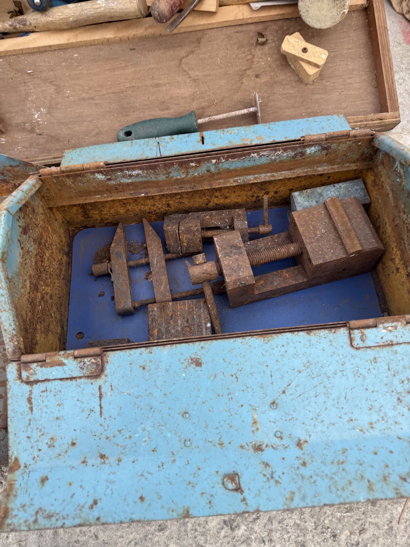 A WOODEN JOINERS CHEST AND A METAL TOOL BOX WITH AN ASSORTMENT OF TOOLS ...