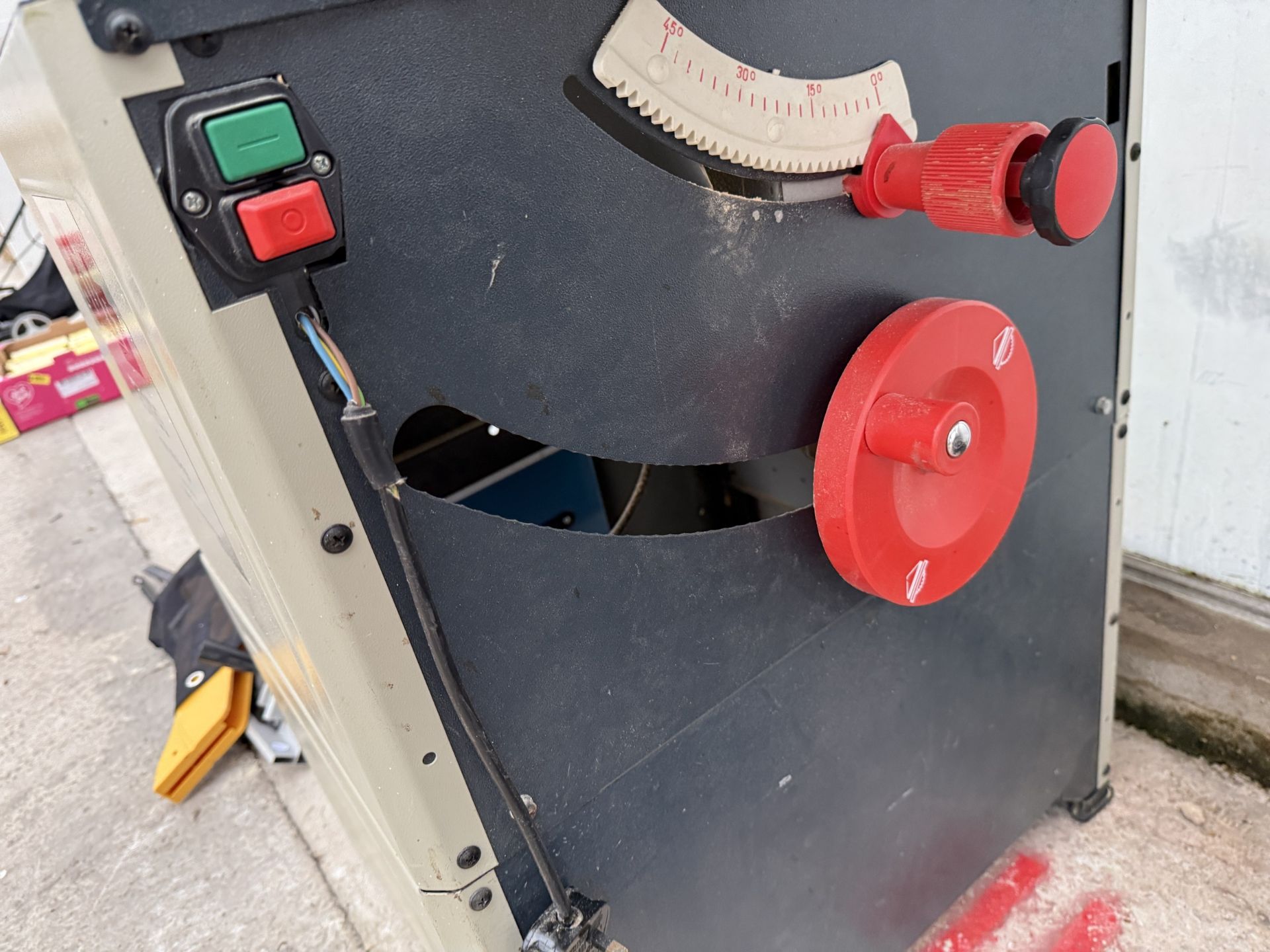 A CUTS JUMBO TABLE SAW