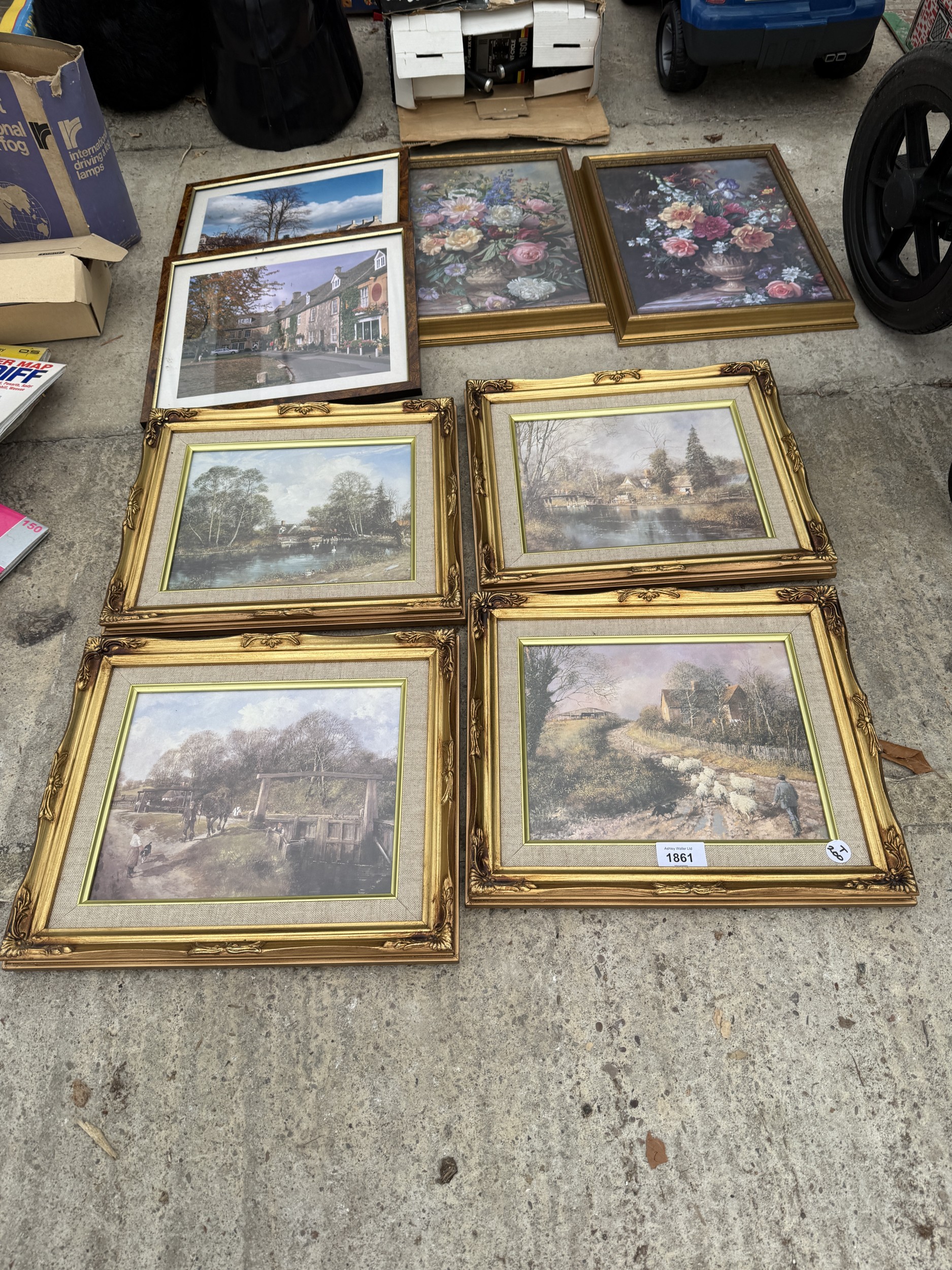 AN ASSORTMENT OF FRAMED PICTURES AND PRINTS