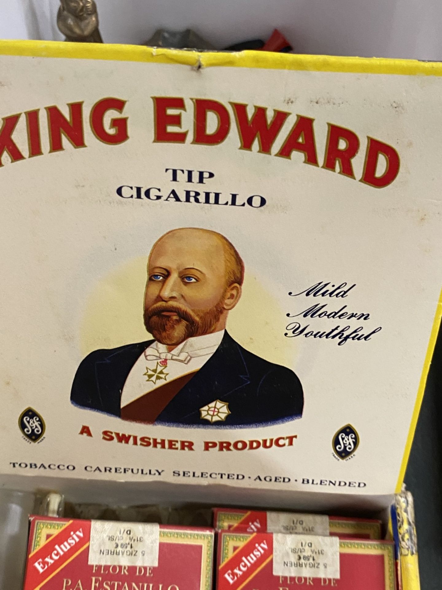 A VINTAGE KING EDWARD CIGAR BOX CONTAINING VARIOUS CIGARS TO INCLUDE 4 ...