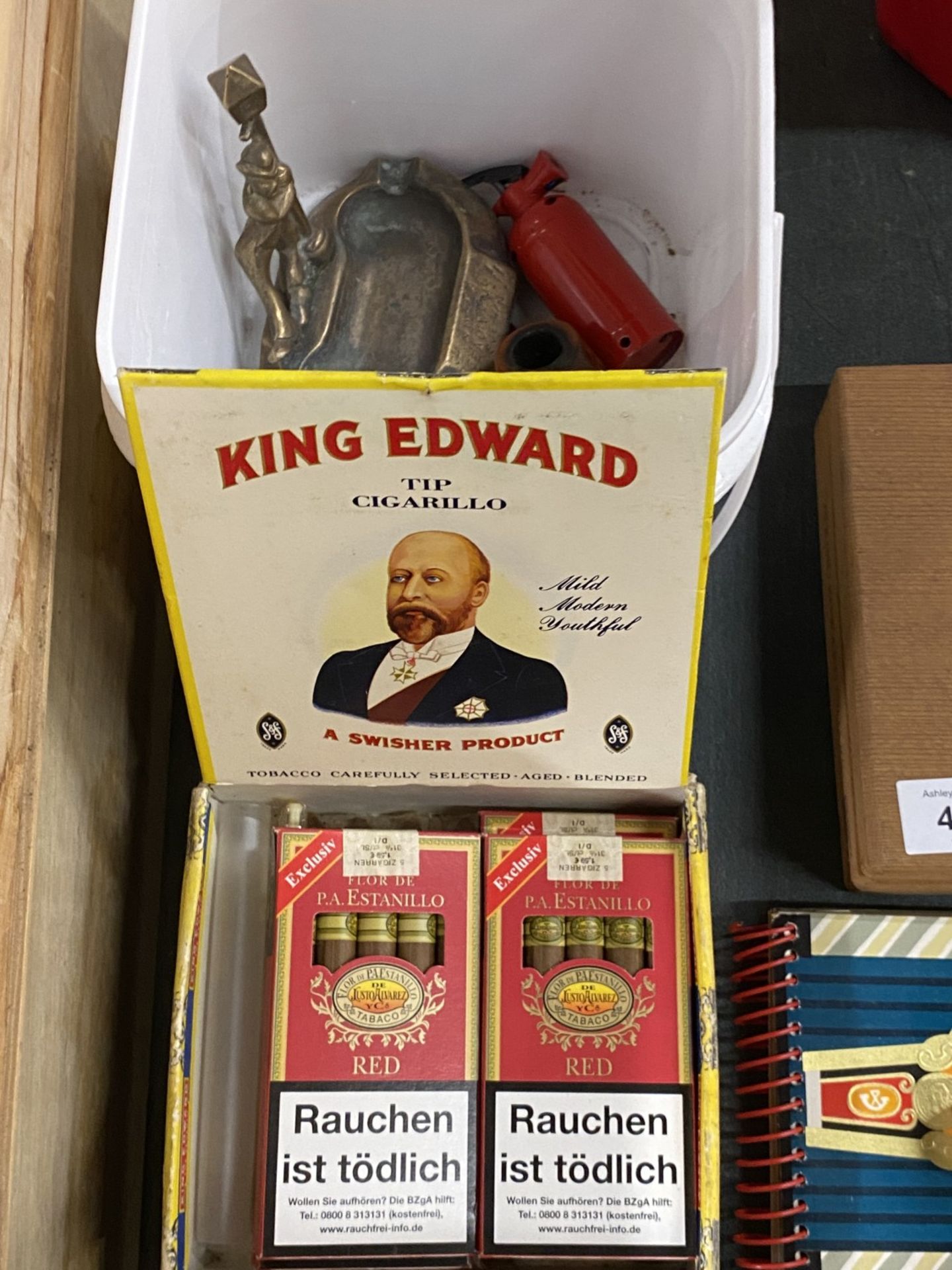 A VINTAGE KING EDWARD CIGAR BOX CONTAINING VARIOUS CIGARS TO INCLUDE 4 ...