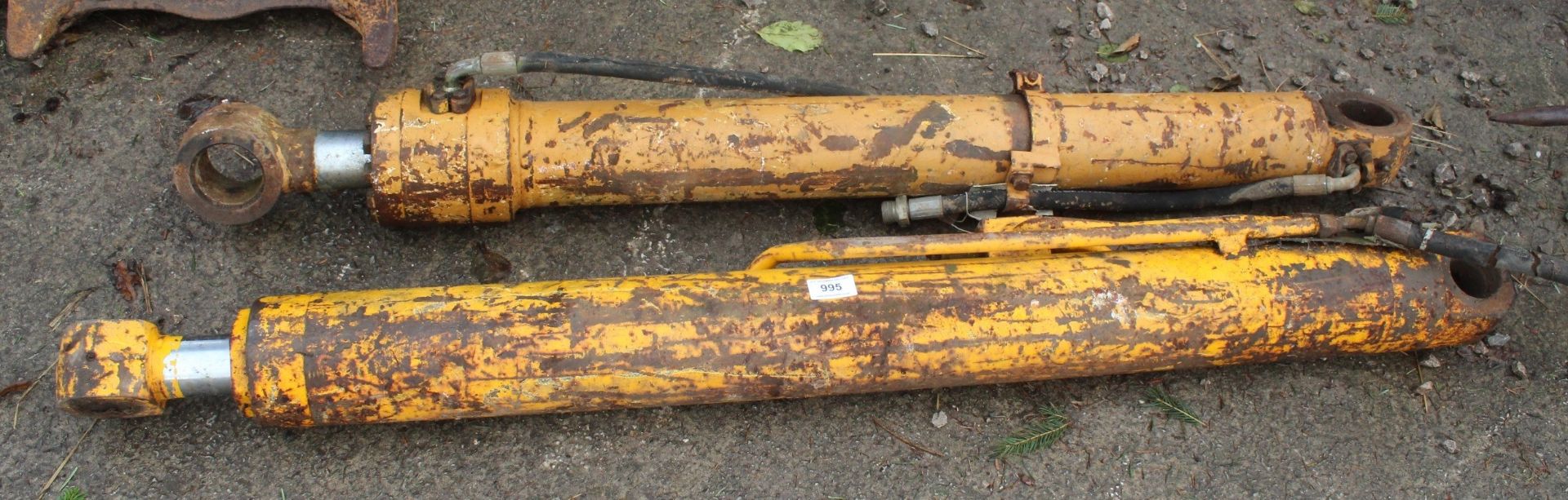 A YELLOW JCB 3CX BOOM RAM, AS NEW IN GOOD WORKING ORDER + VAT
