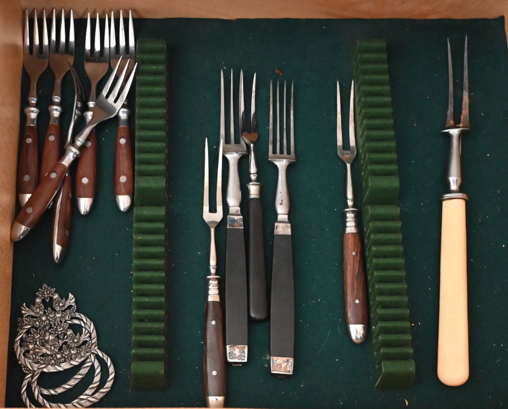 12 Schubfächer Besteck Metall, Horn, Holz, versi, Perlmutt, u.a. Asp.