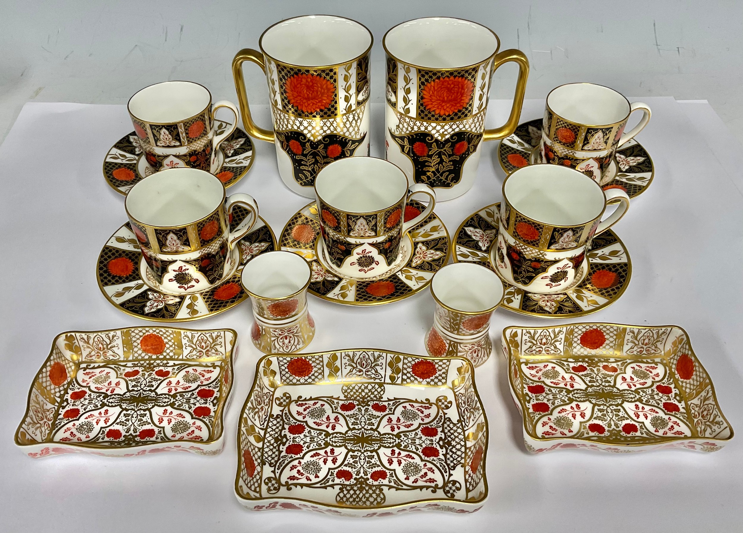 A pair of Abbeydale Chrysanthemum pattern mugs, five coffee cans and ...